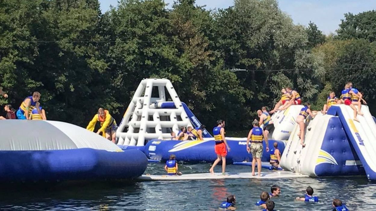 Du fun pour toute la famille entre terre et lac au Dock 79 de Tertre - RTBF Actus