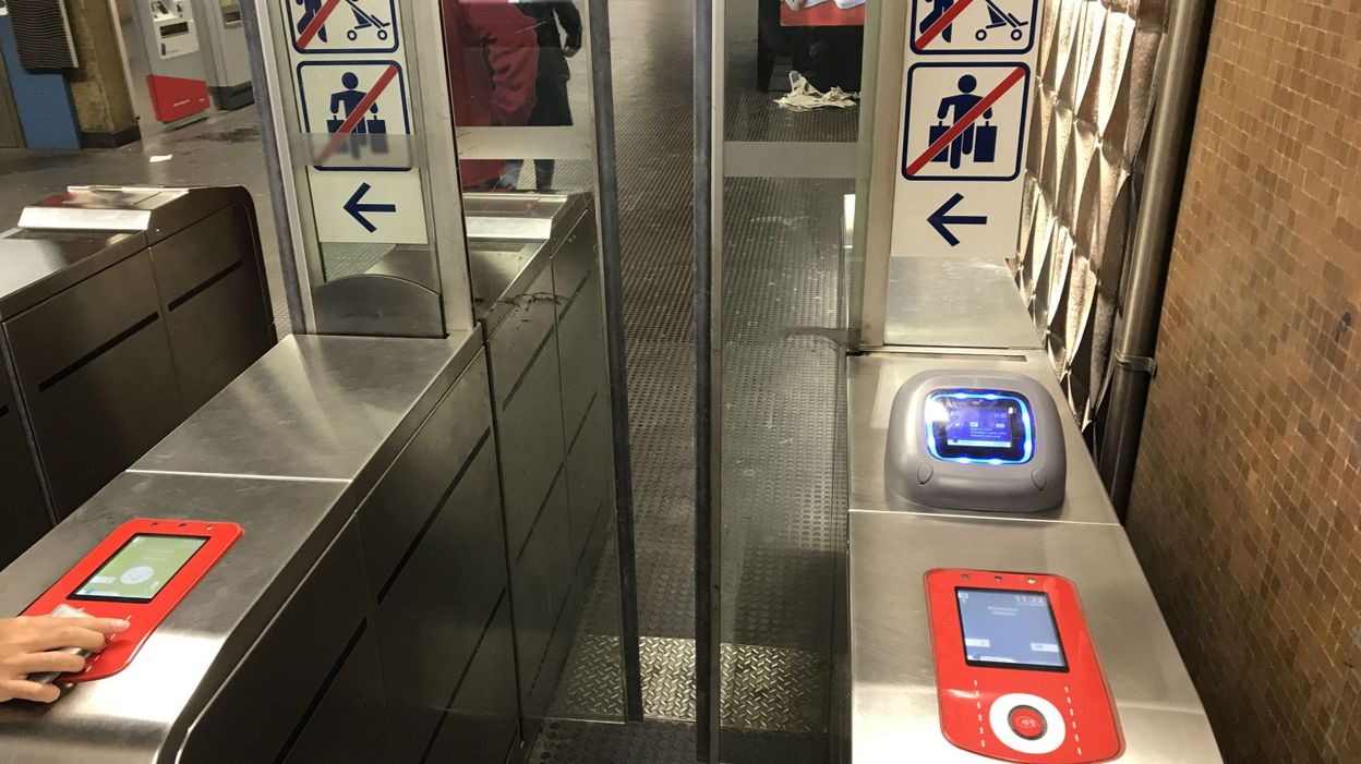 La carte de banque bientôt utilisable comme ticket de STIB - RTBF Actus