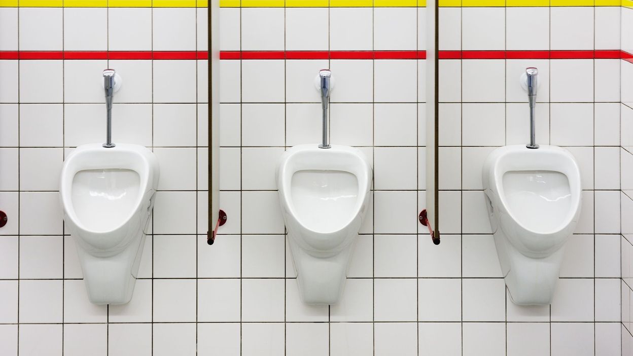 La forme parfaite d’un urinoir déterminée par des physiciens - RTBF Actus