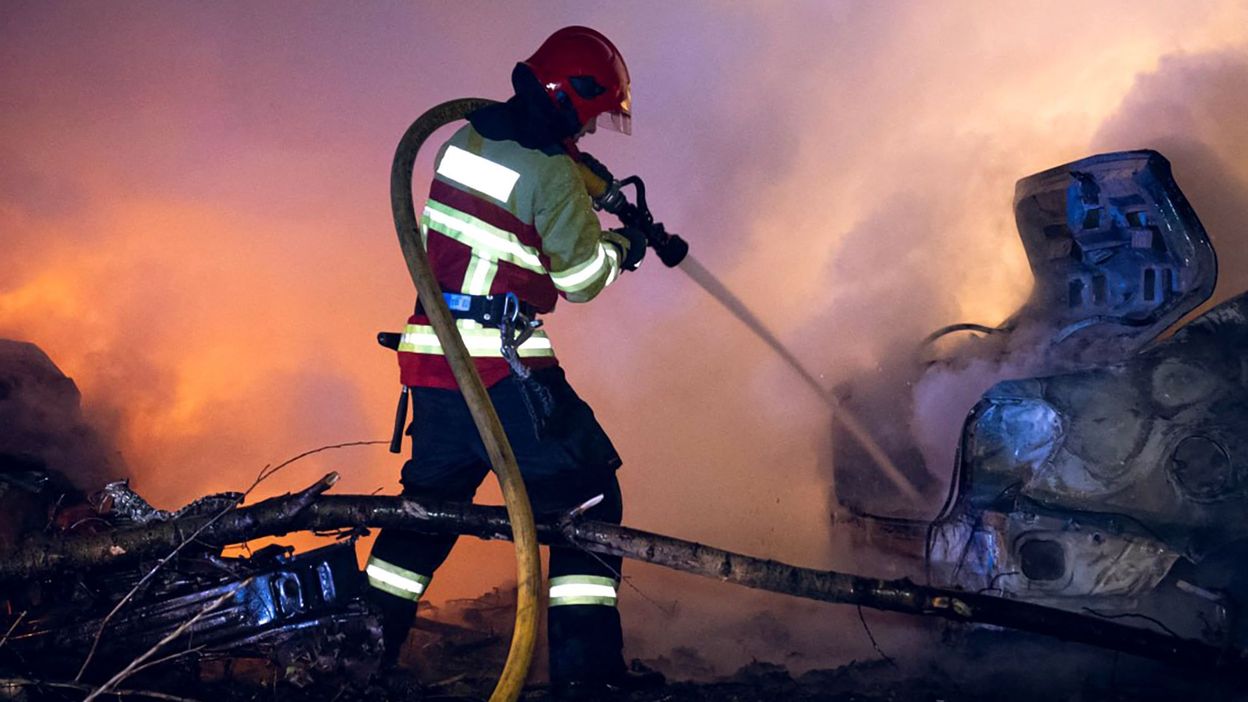 Guerre en Ukraine : l'Ukraine indique avoir frappé en Russie un dépôt pétrolier et une usine ...