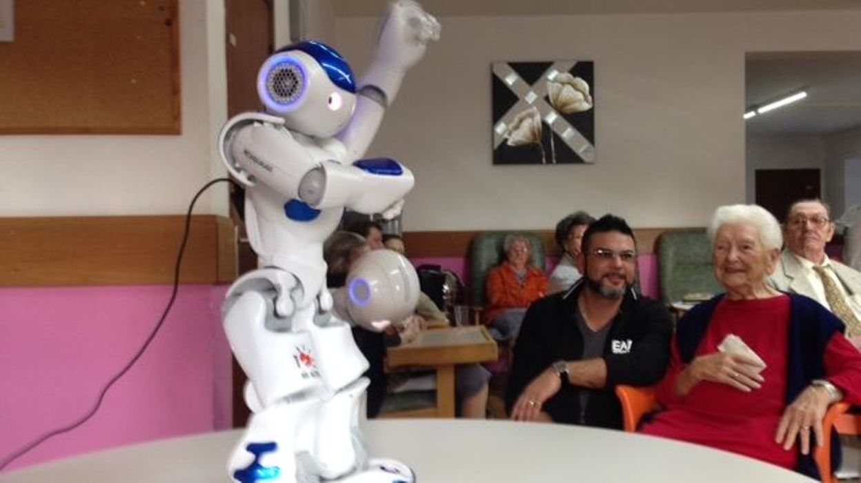 Tertre: Zora le robot au service des personnes âgées - RTBF Actus