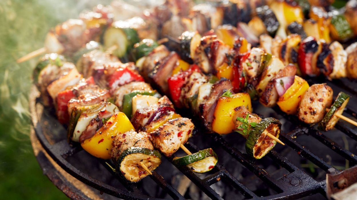 Brochettes au barbecue : six recettes de Candice Kother - RTBF Actus