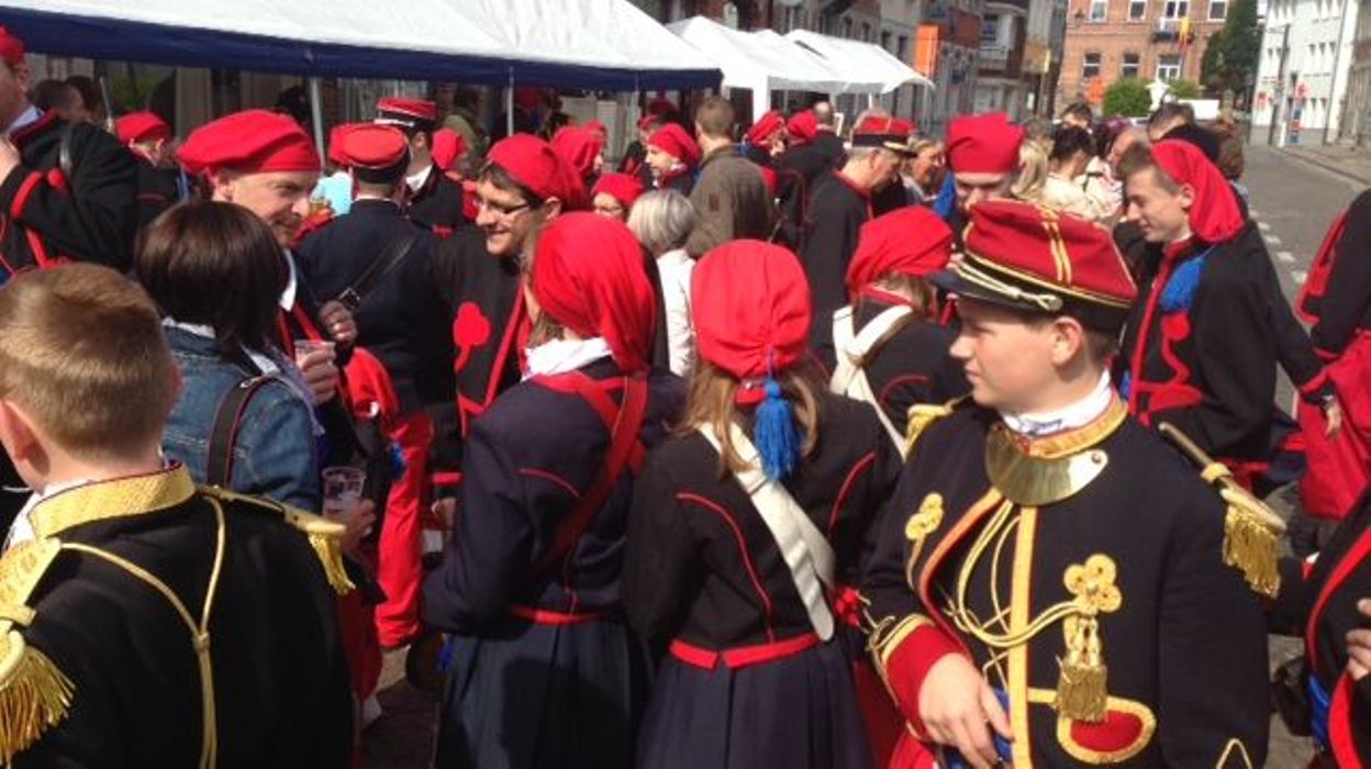 Saint-Roch à Thuin: des marcheurs et des uniformes - RTBF Actus