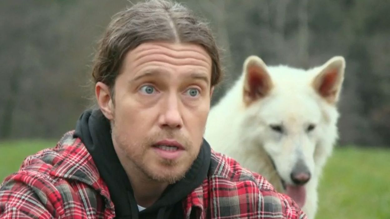 Julien Doré et Clara Luciani chantent leur duo dans une rivière - RTBF ...