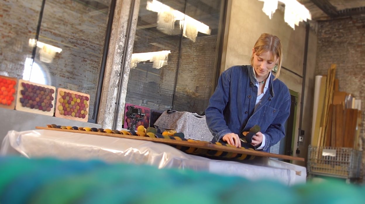 Mathilde Wittock : transformer les balles de tennis en mobilier design ...