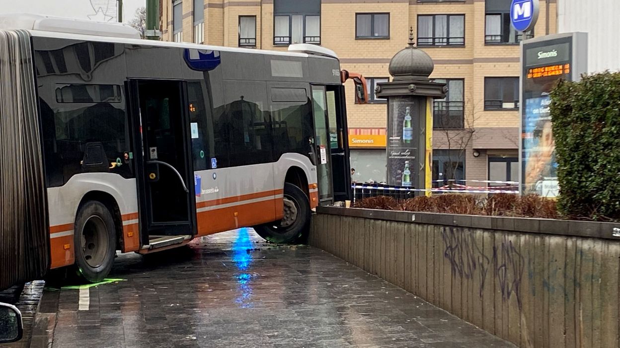Bruxelles : Une rame de métro heurte le quai à la station Pétillon ...