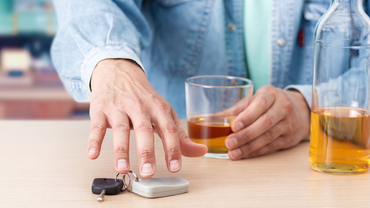 Que faites-vous d’un proche qui a trop bu chez vous ? - RTBF Actus