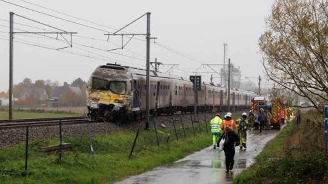 Flandre occidentale : impressionnante collision entre un train et un camion à Ardoye, le trafic ...