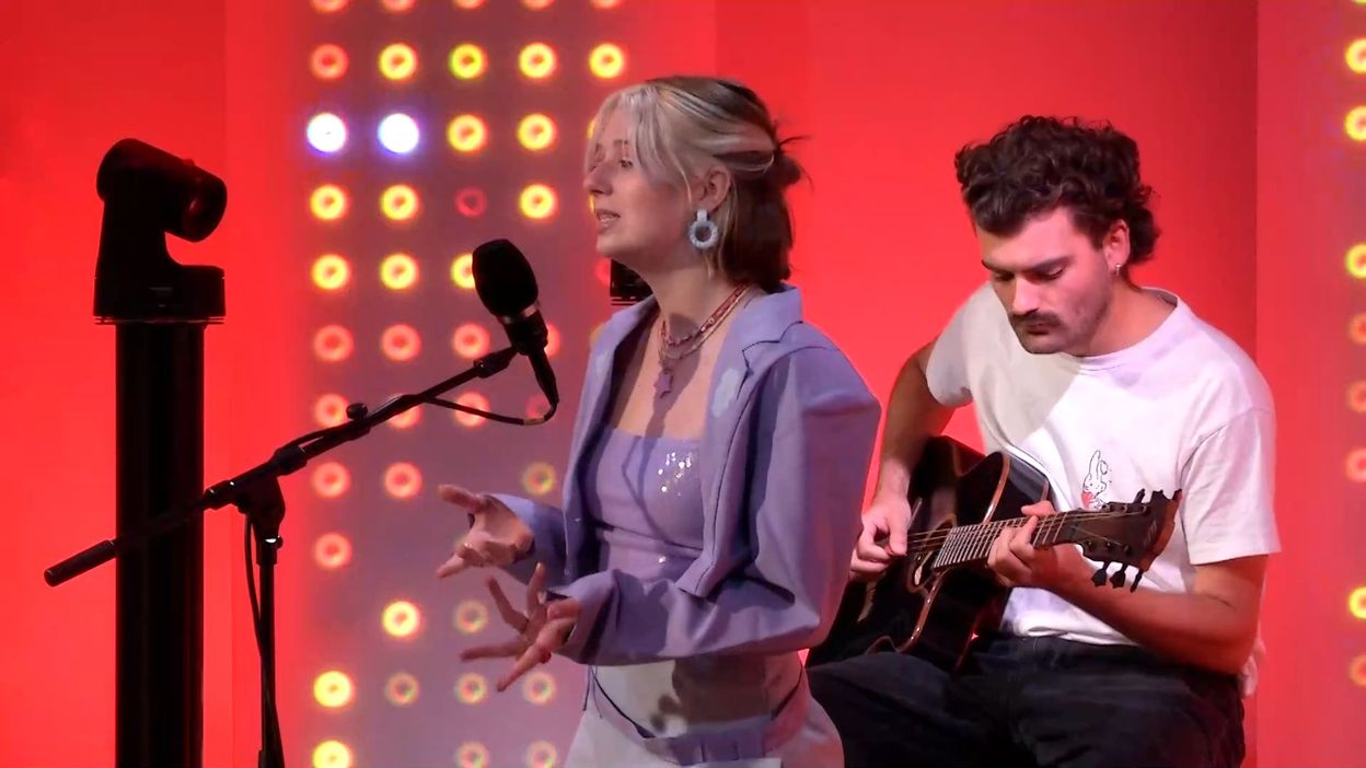 Quand Santa, du groupe Hyphen Hyphen, impressionne Bruxelles en jouant ...