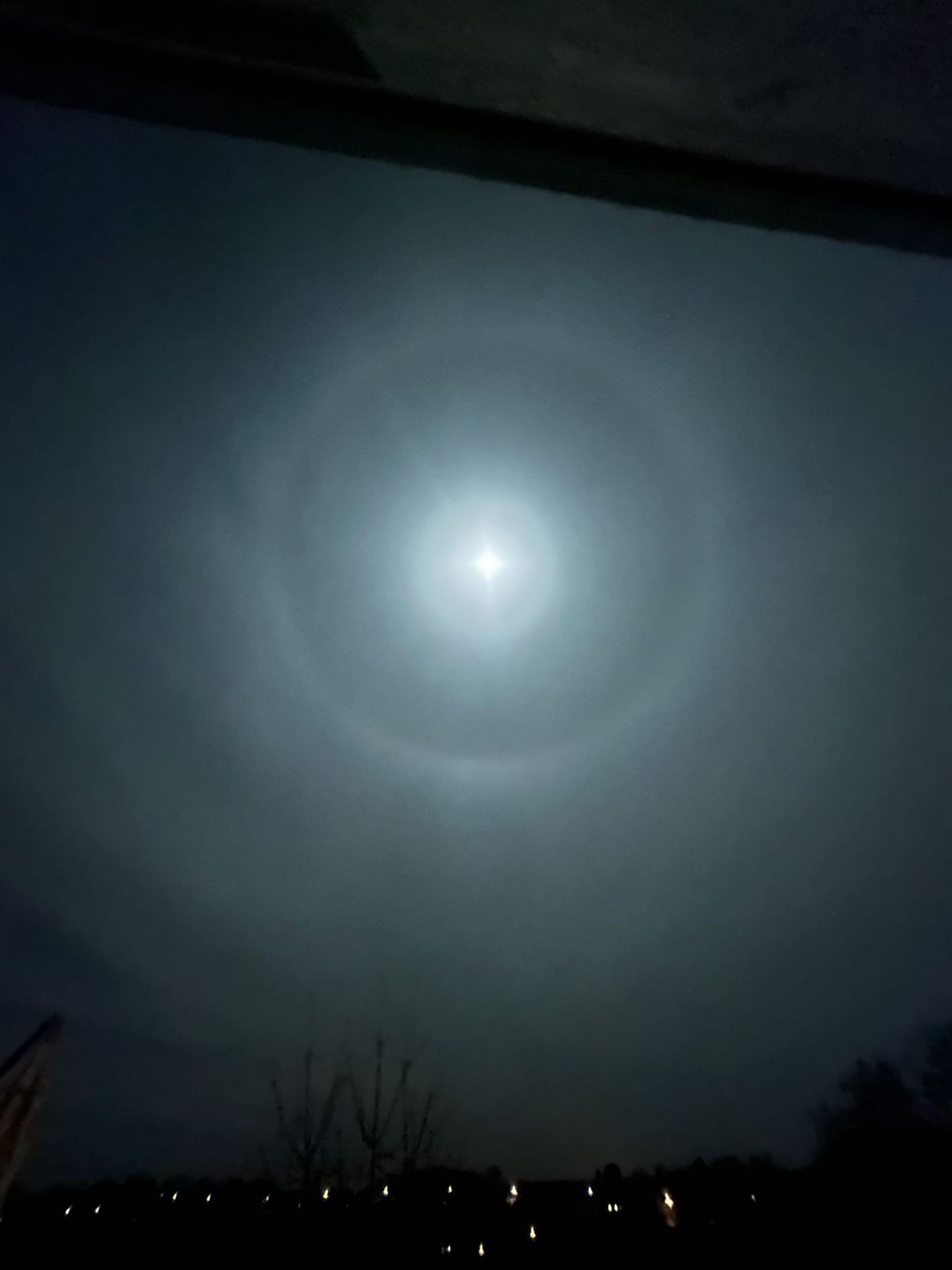 Halo lumineux autour de la Lune : comment expliquer ce phénomène observé ce mardi soir ? - RTBF ...