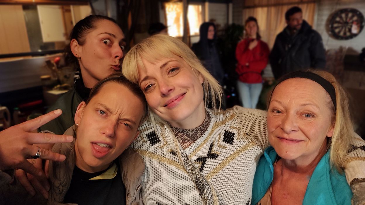 Entrez dans les coulisses du tournage de la série belge 'Baraki' - RTBF ...