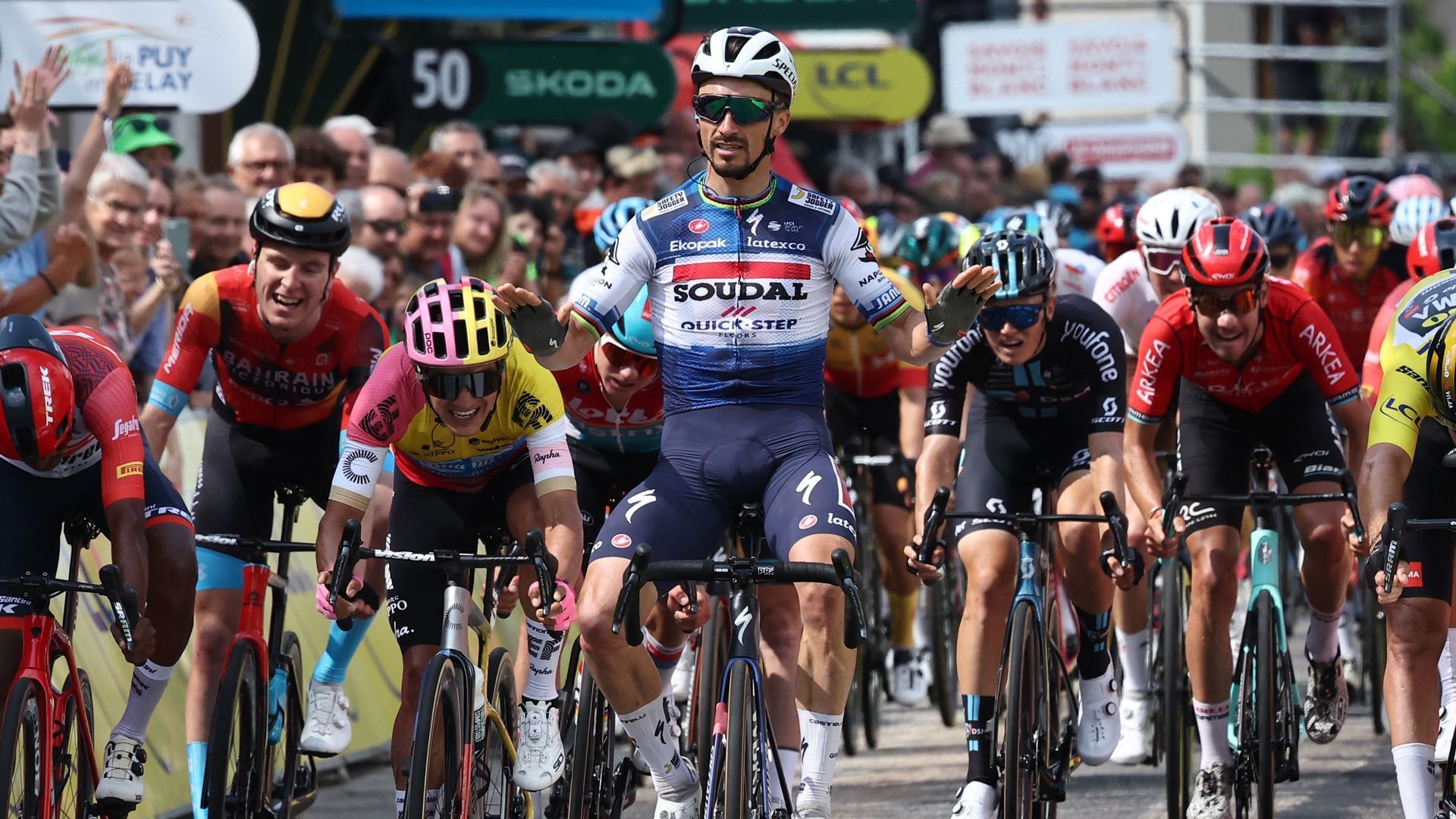 Critérium du Dauphiné : Julian Alaphilippe remporte un sprint de costaud à La Chaise-Dieu - RTBF ...
