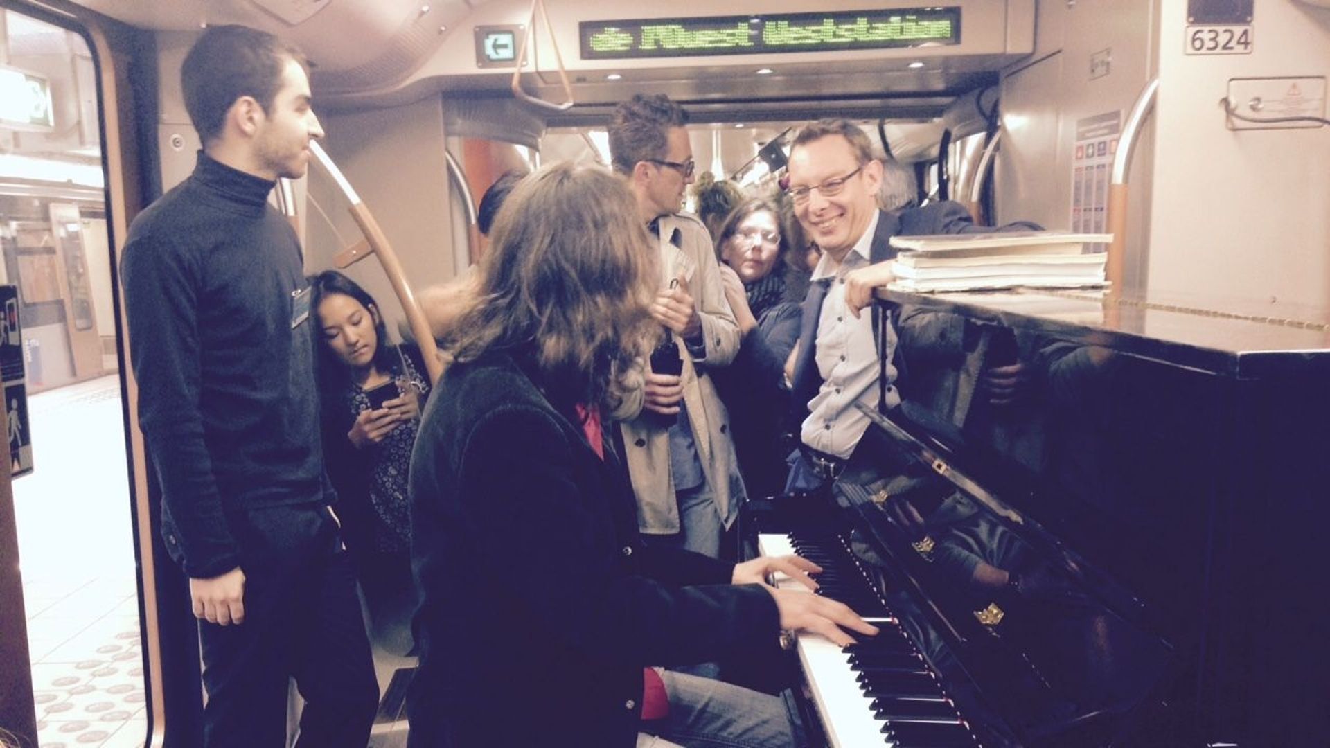 Frank Braley, un maestro du piano dans une rame de métro bruxellois ...
