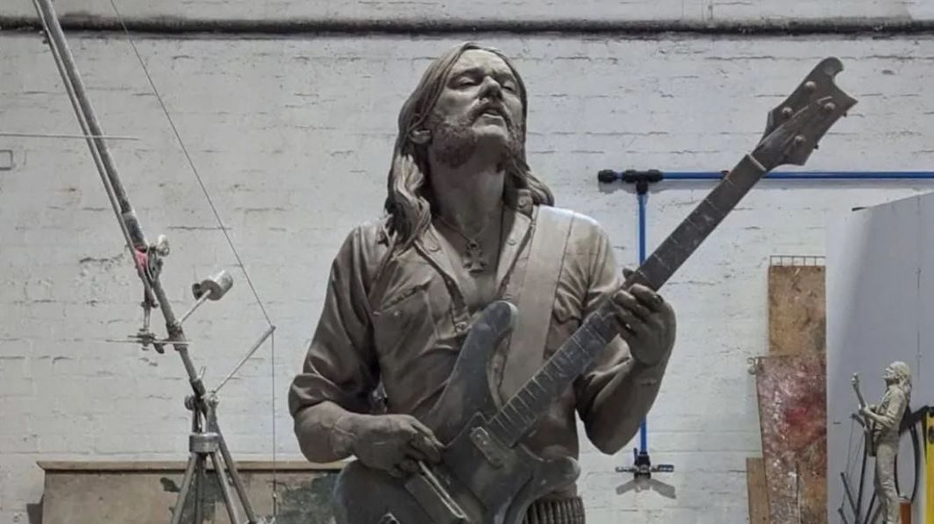 Une statue de Lemmy Kilmister (Motörhead) dévoilée à Burslem, sa ville ...