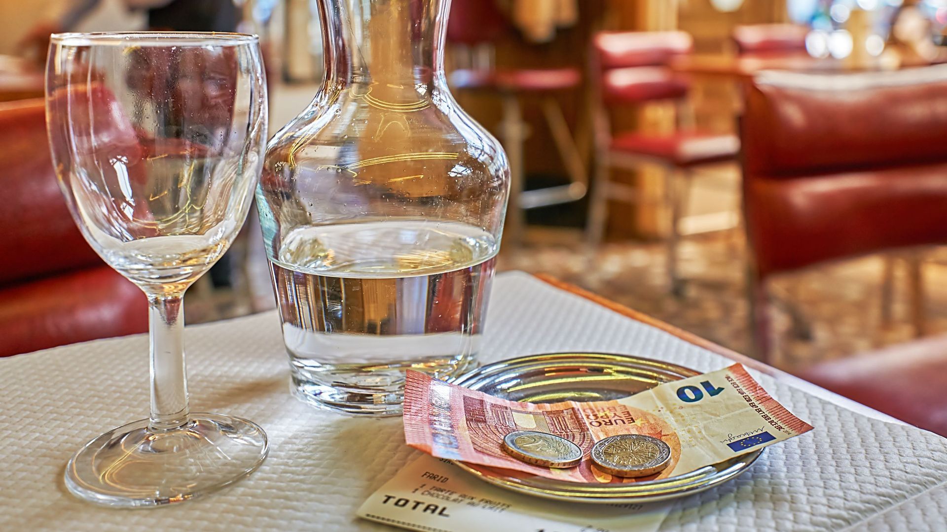 Le pourboire, un réflexe qui se perd - RTBF Actus