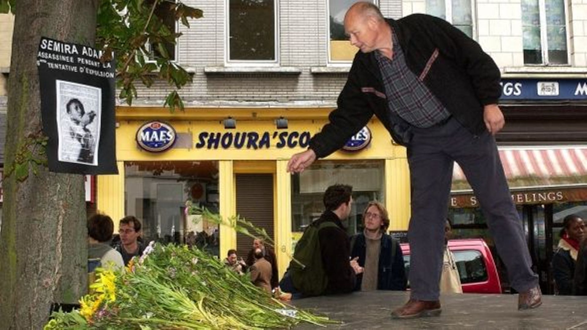Près de 200 personnes rendent hommage à Sémira Adamu à Bruxelles - RTBF ...
