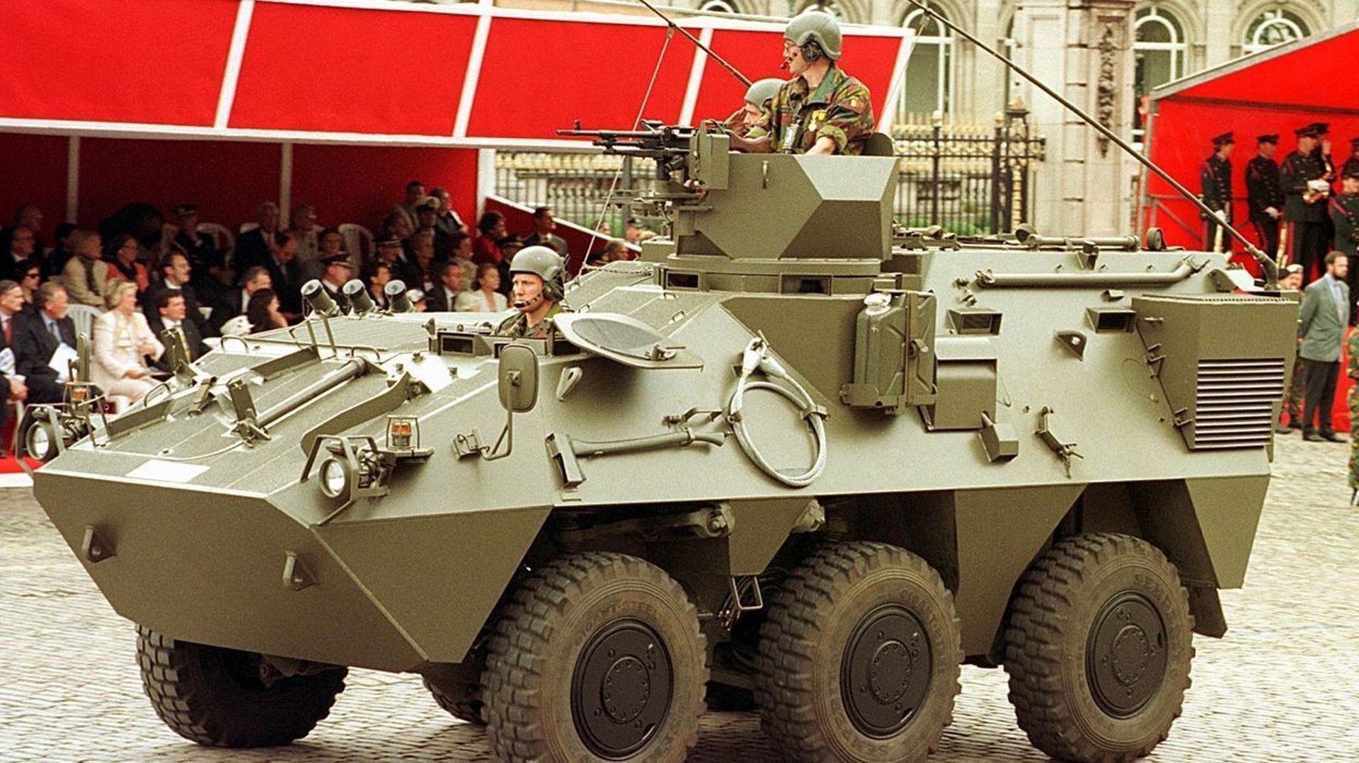 La Défense répond aux critiques des verts sur les blindés Pandur - RTBF ...