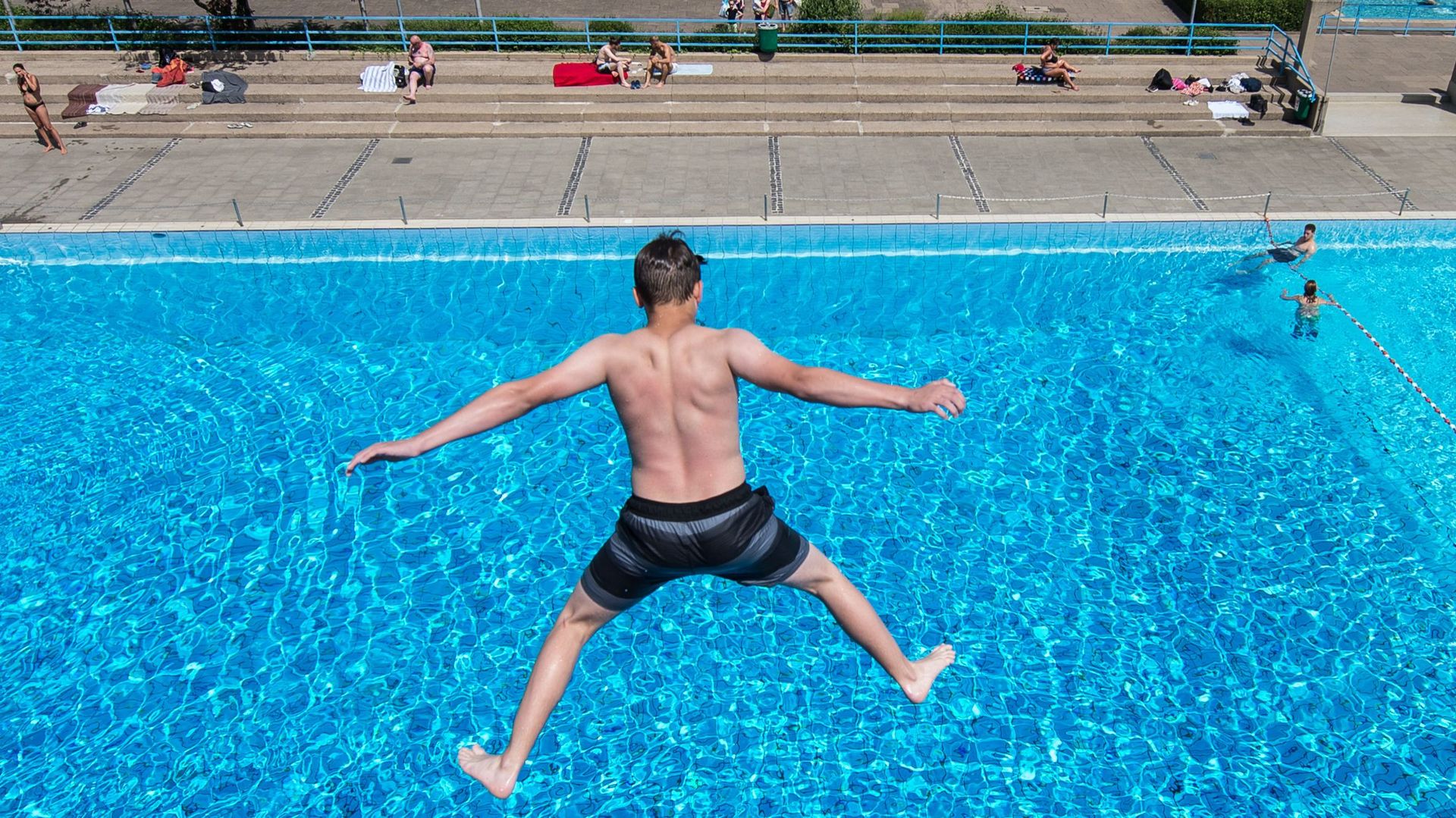 Le marché de la construction de piscines est en plein boom - RTBF Actus
