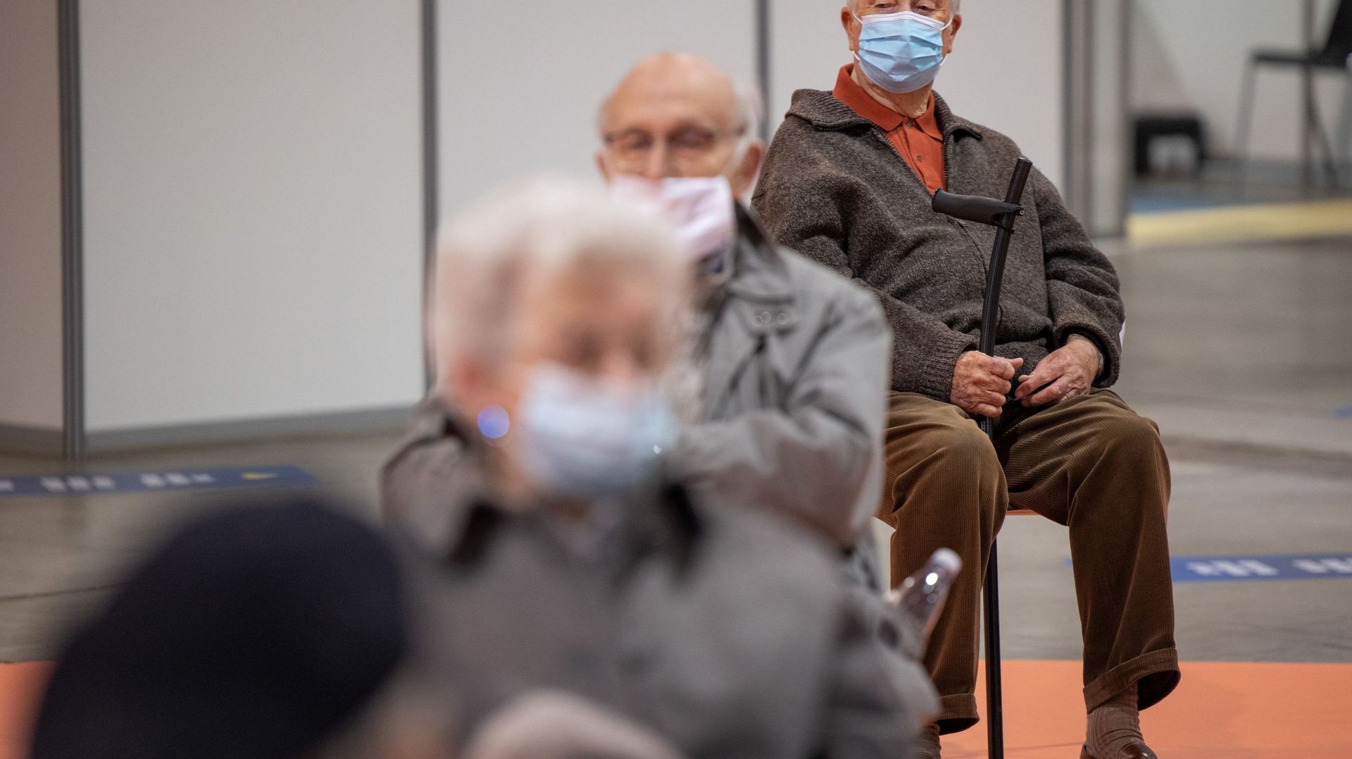 Coronavirus en France : l'utilisation du vaccin AstraZeneca étendue aux ...