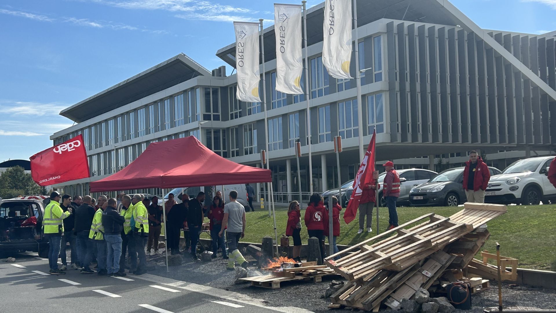 Gosselies : les travailleurs d’ORES bloquent le siège administratif ...