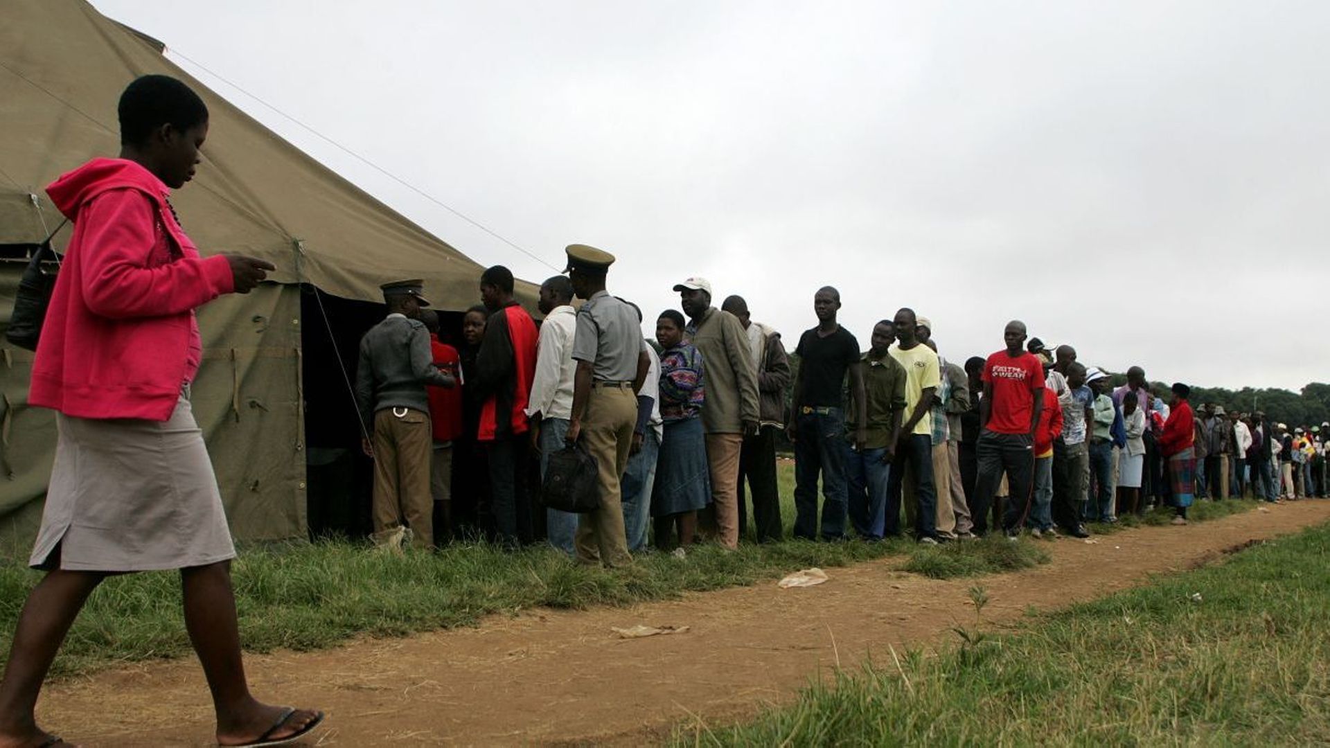 Zimbabwe: un gang de violeuses sème la panique - RTBF Actus