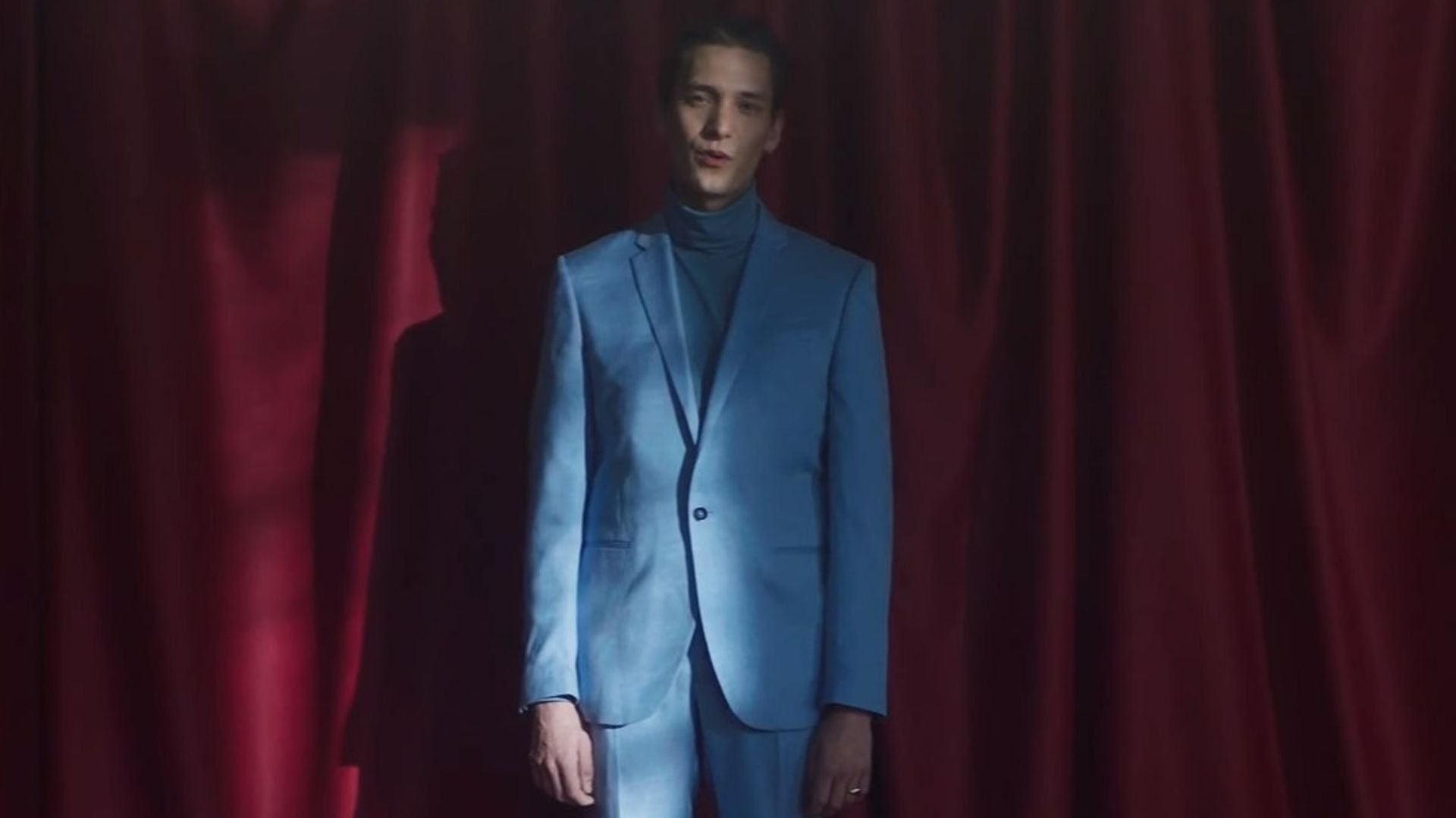 Beau clip sobre pour 'Gold' de Thomas Azier