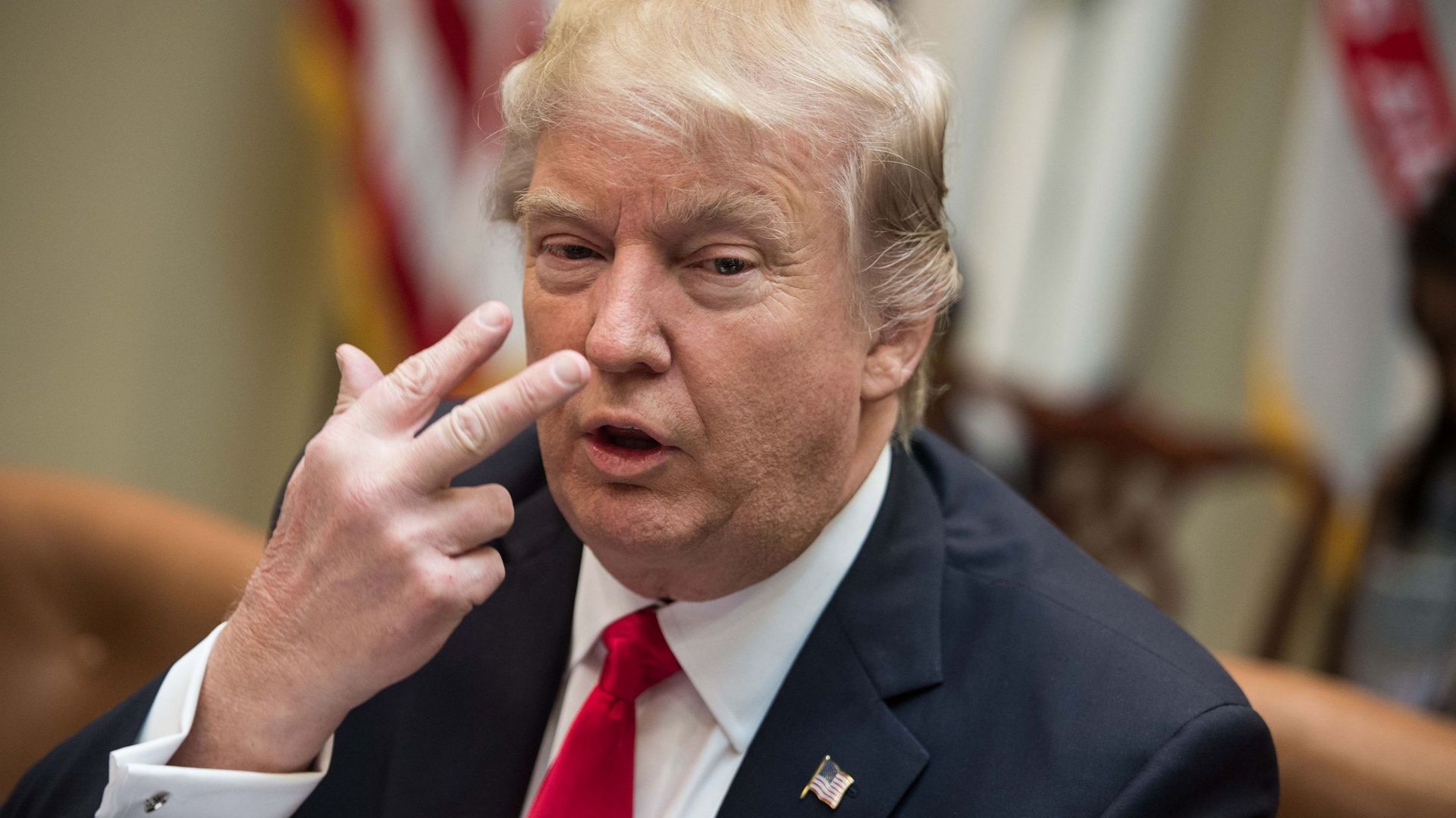 Trump signe son premier décret de dérégulation - RTBF Actus