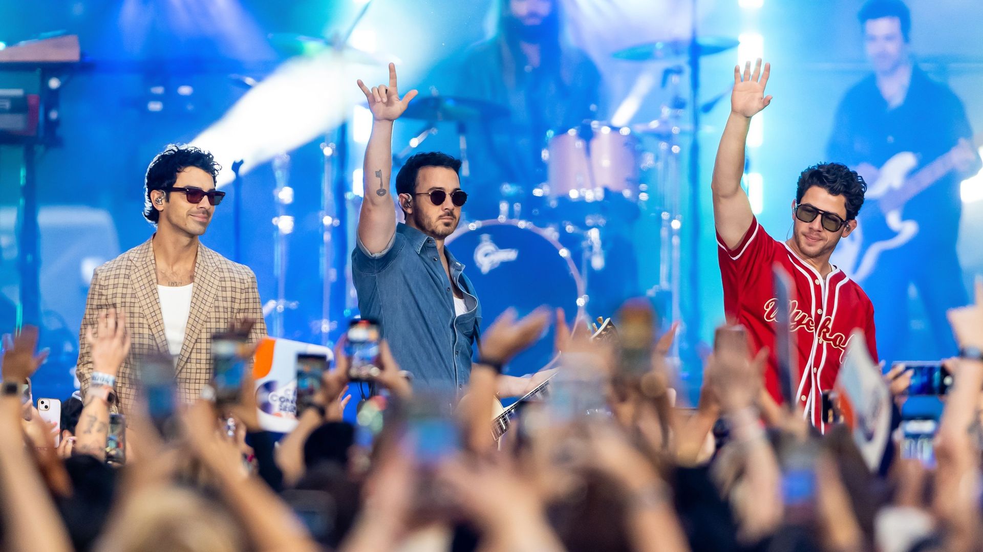 Insolite : son CV est scruté au concert des Jonas Brothers, ce qui lui vaut plusieurs ...