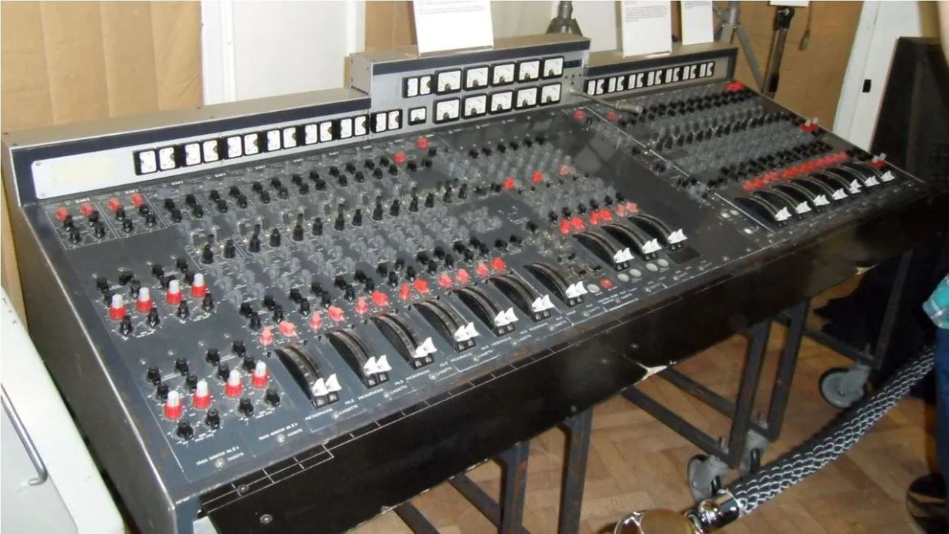 Beatles : la console qui a servi à enregistrer 'Abbey Road' mise en ...