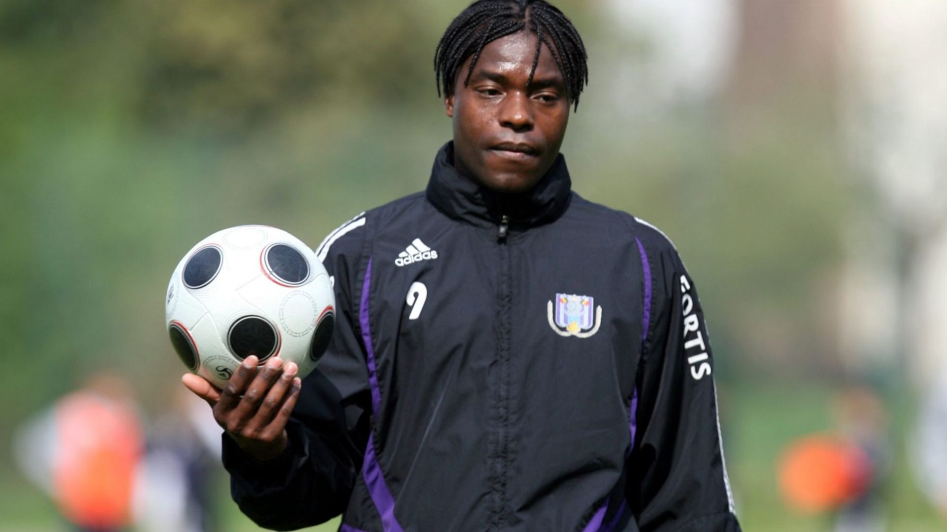 Flash : Fin de carrière pour Mbo Mpenza - RTBF Actus