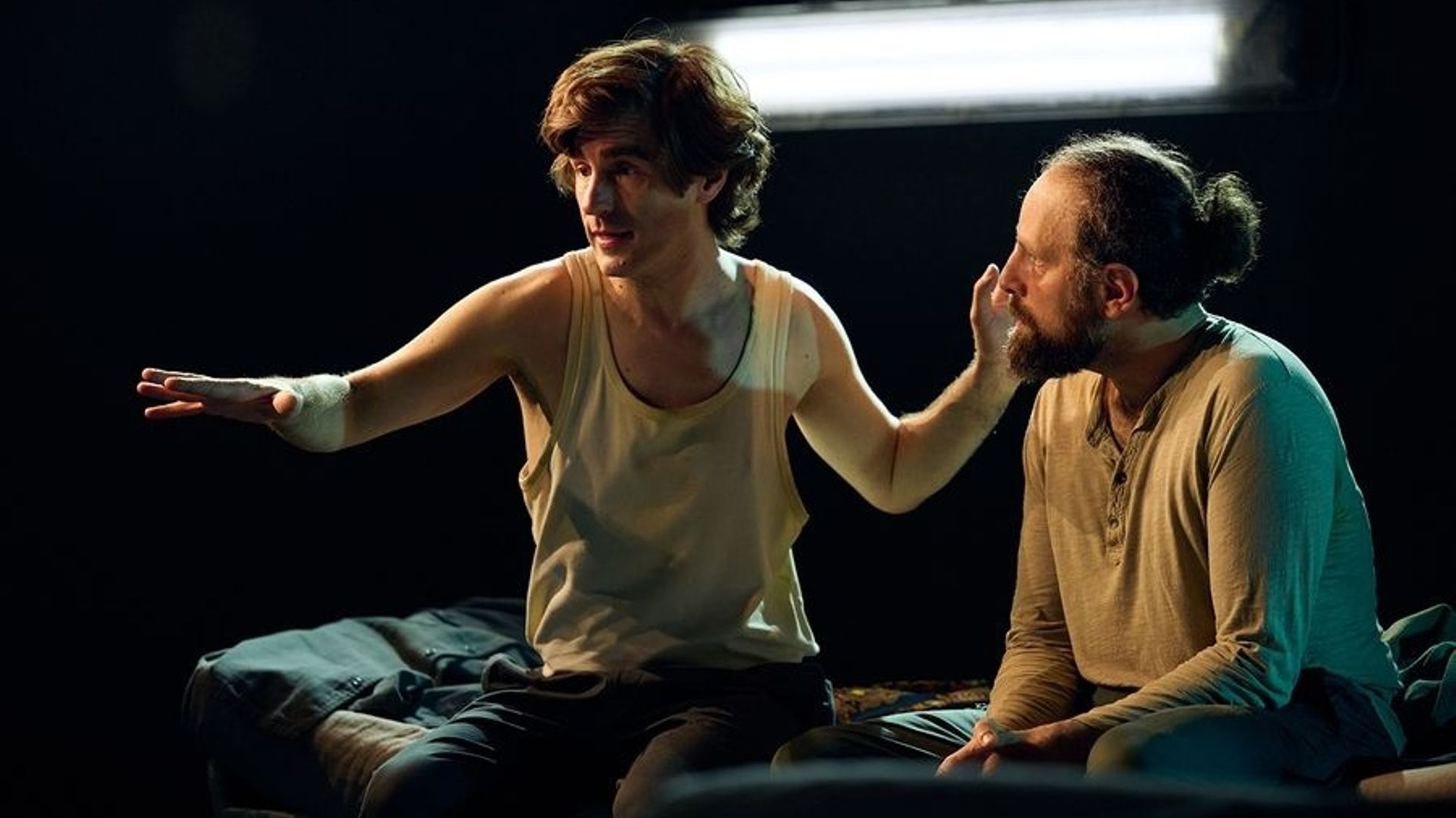 'Le baiser de la femme araignée' : l’œuvre originale de Manuel Puig adaptée au Théâtre Le Public ...