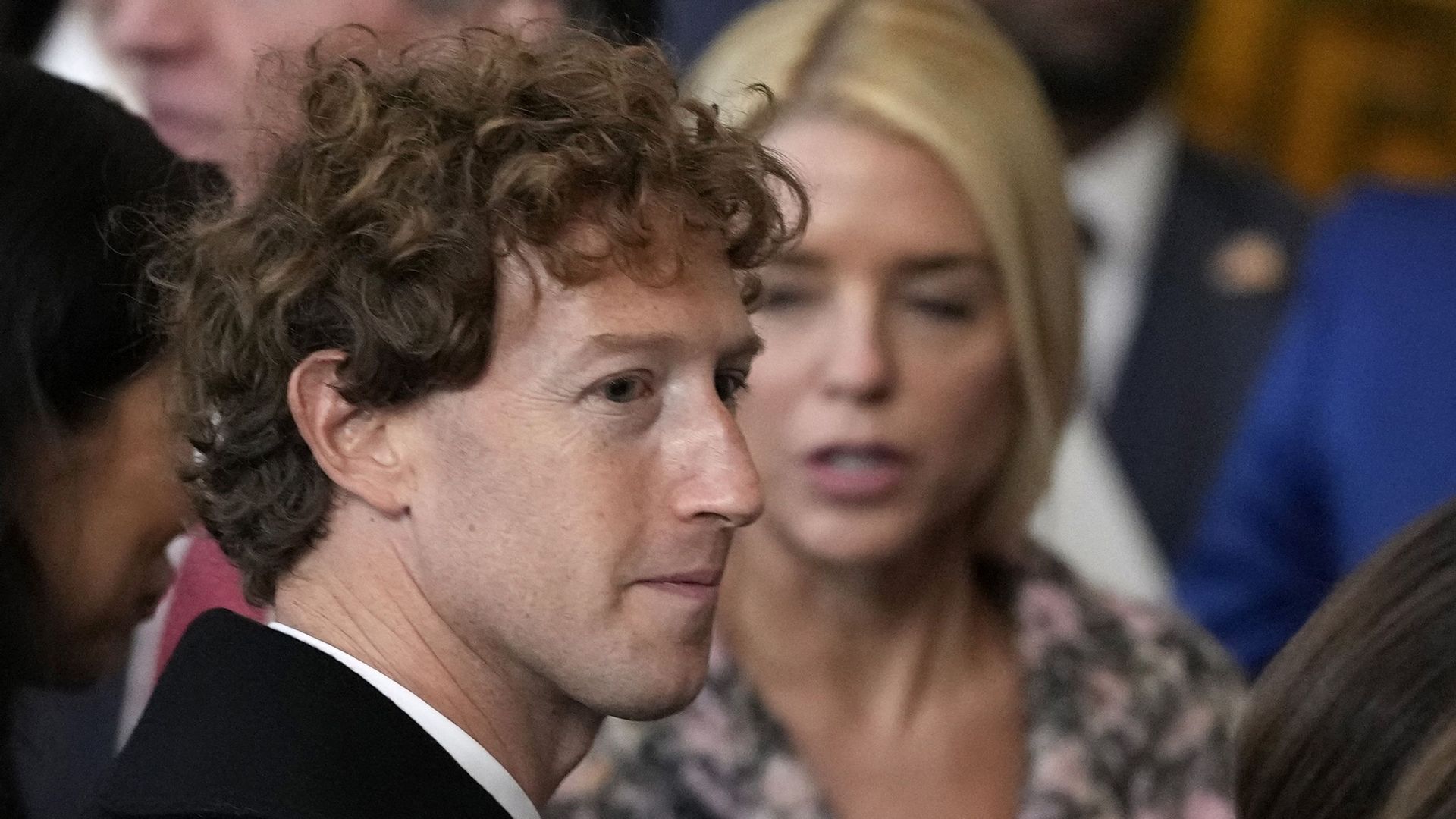 Réseaux sociaux : Meta lance la modération collective inspirée de X, après la fin du fact ...