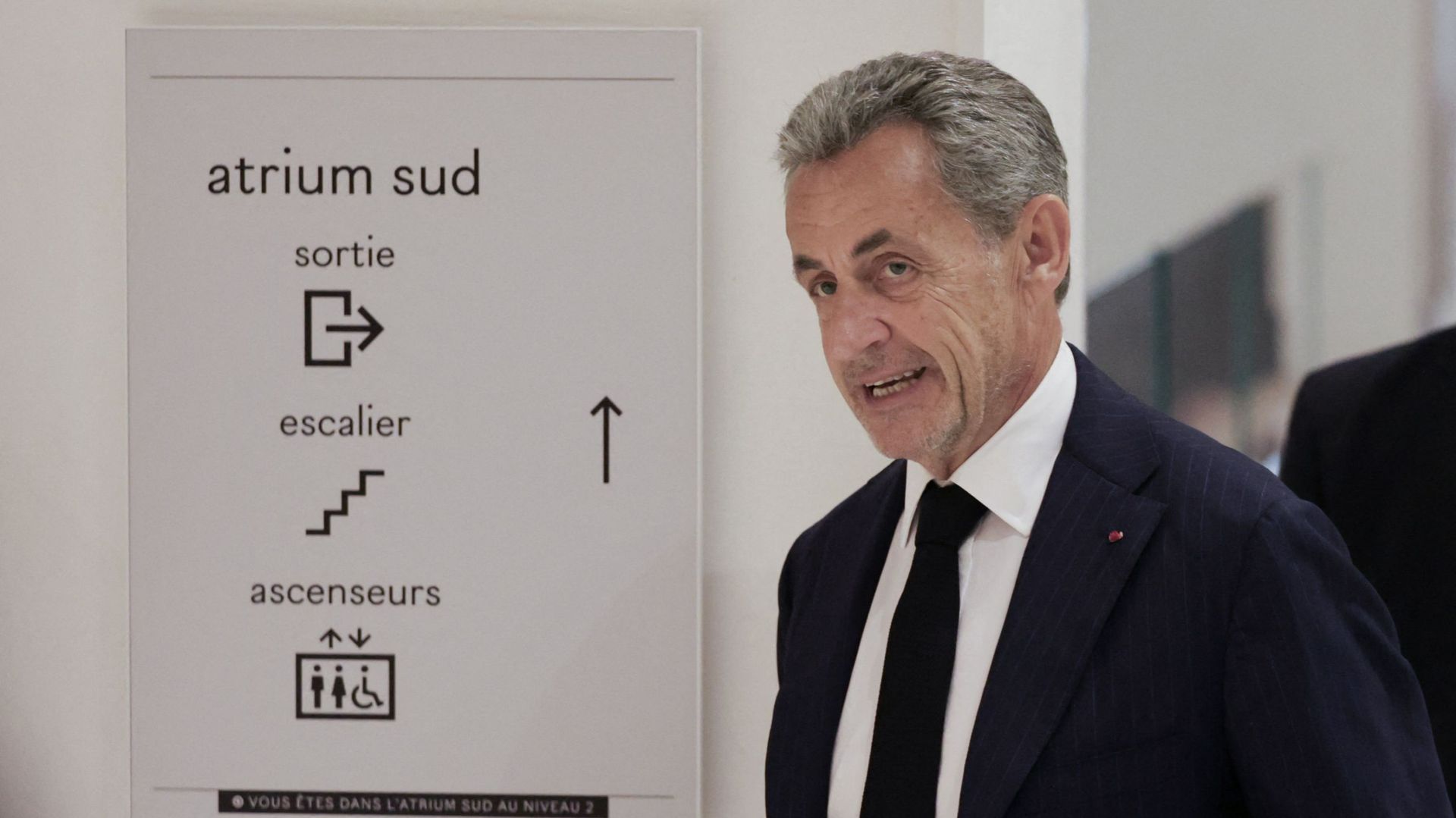 Nicolas Sarkozy sous bracelet électronique : une nouvelle vie et 'finies les sorties' - RTBF Actus