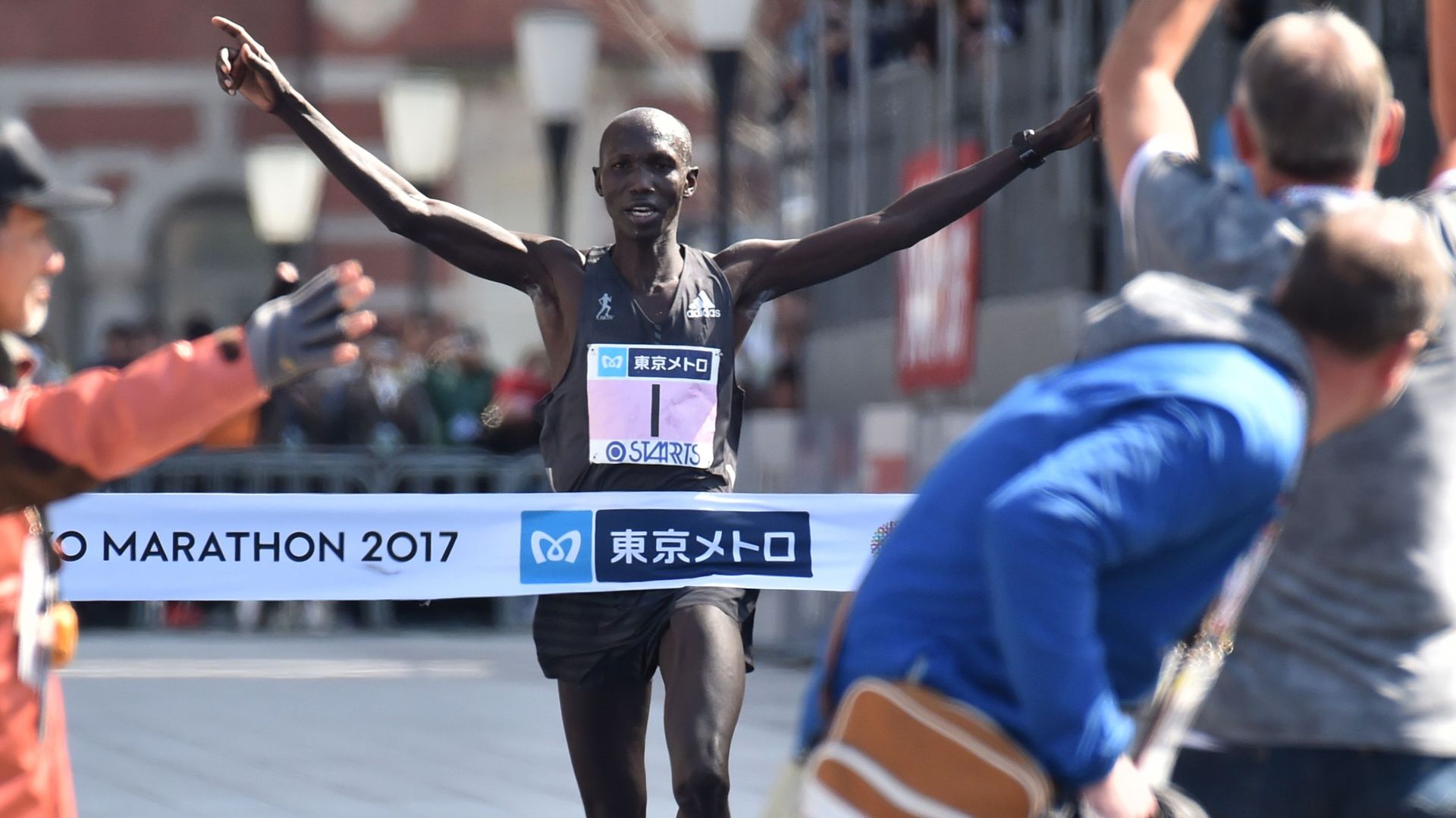 Wilson Kipsang bat le record du marathon de Tokyo en 2h03:58 - RTBF Actus