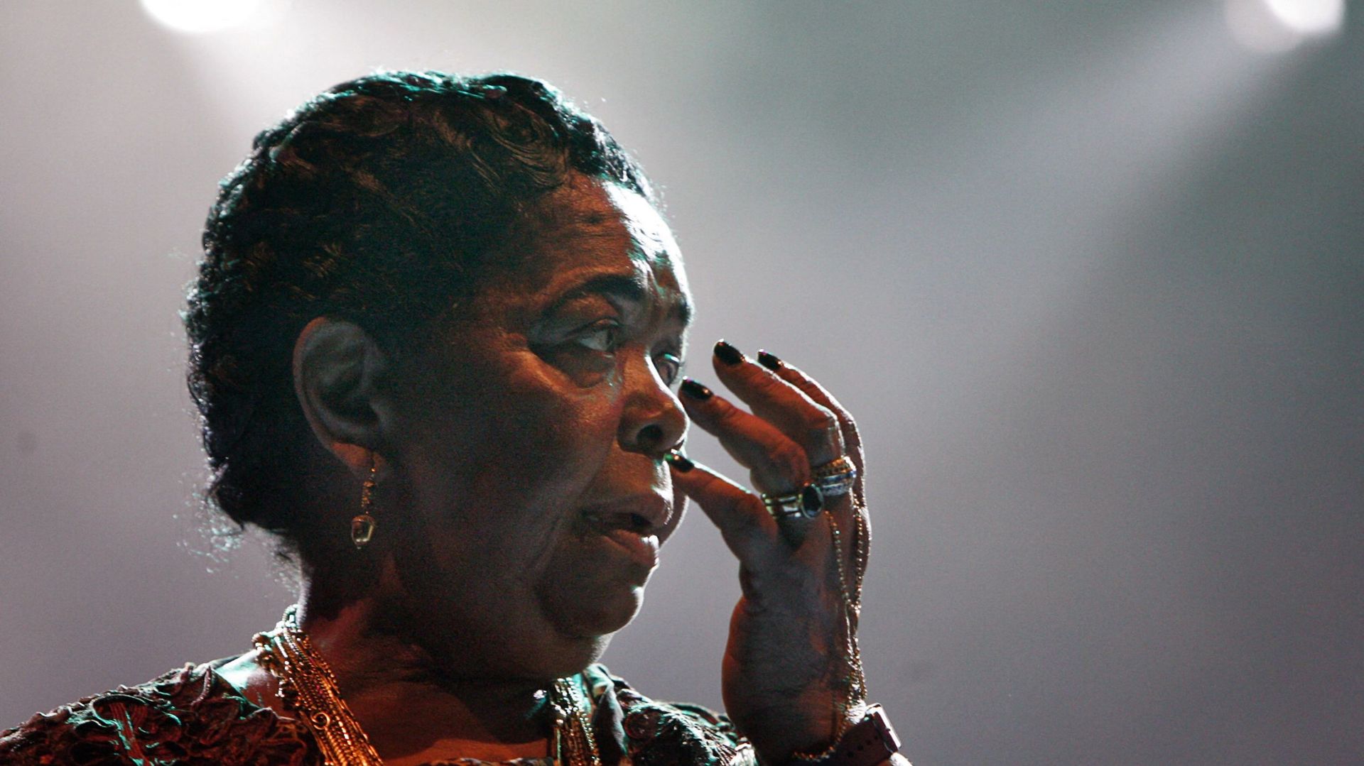 A 18 ans, la jeune Cesaria Evora persiste dans la musique, malgré les ...