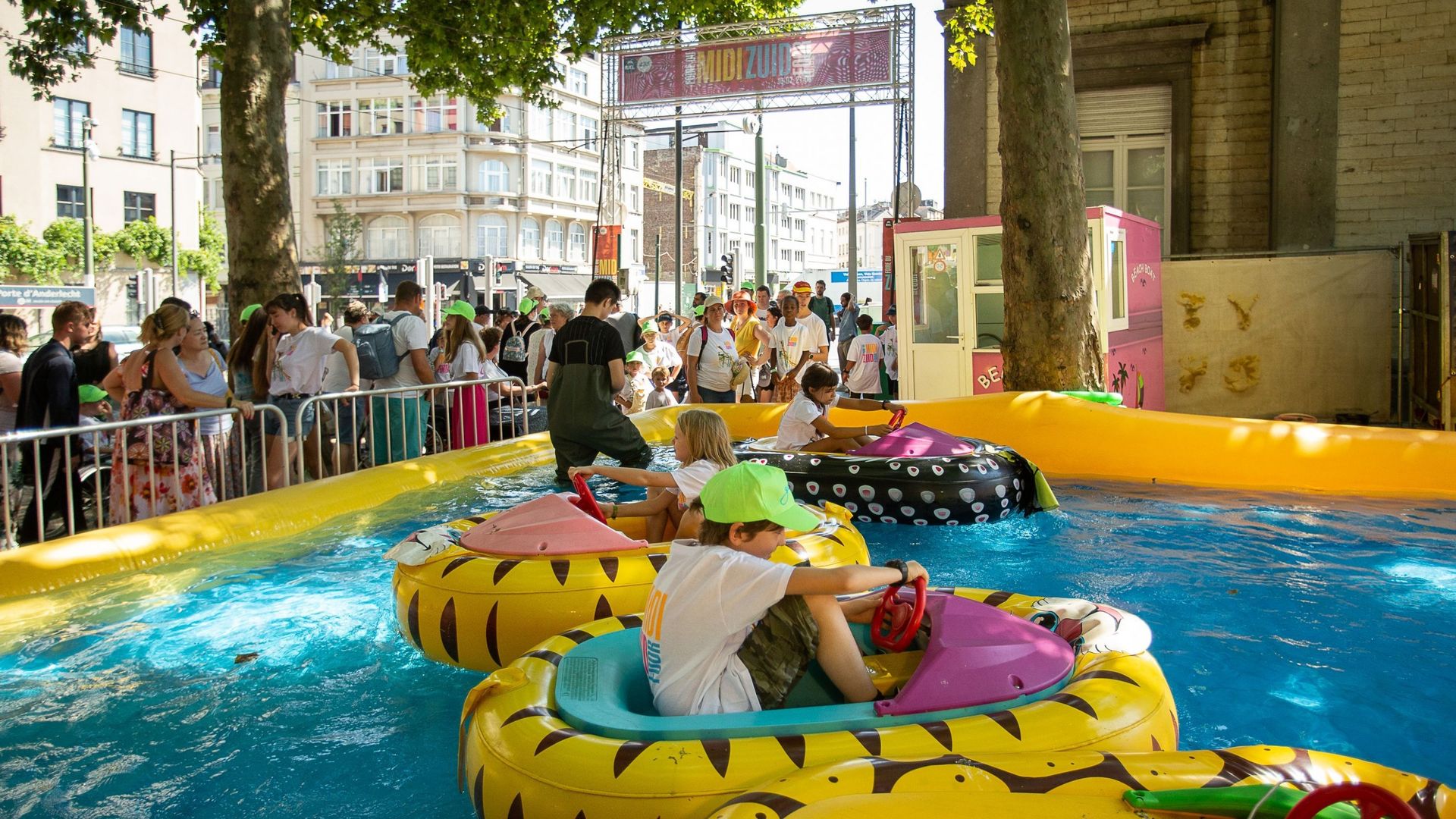 La Foire du Midi fait vibrer Bruxelles avec ses 130 attractions - RTBF ...