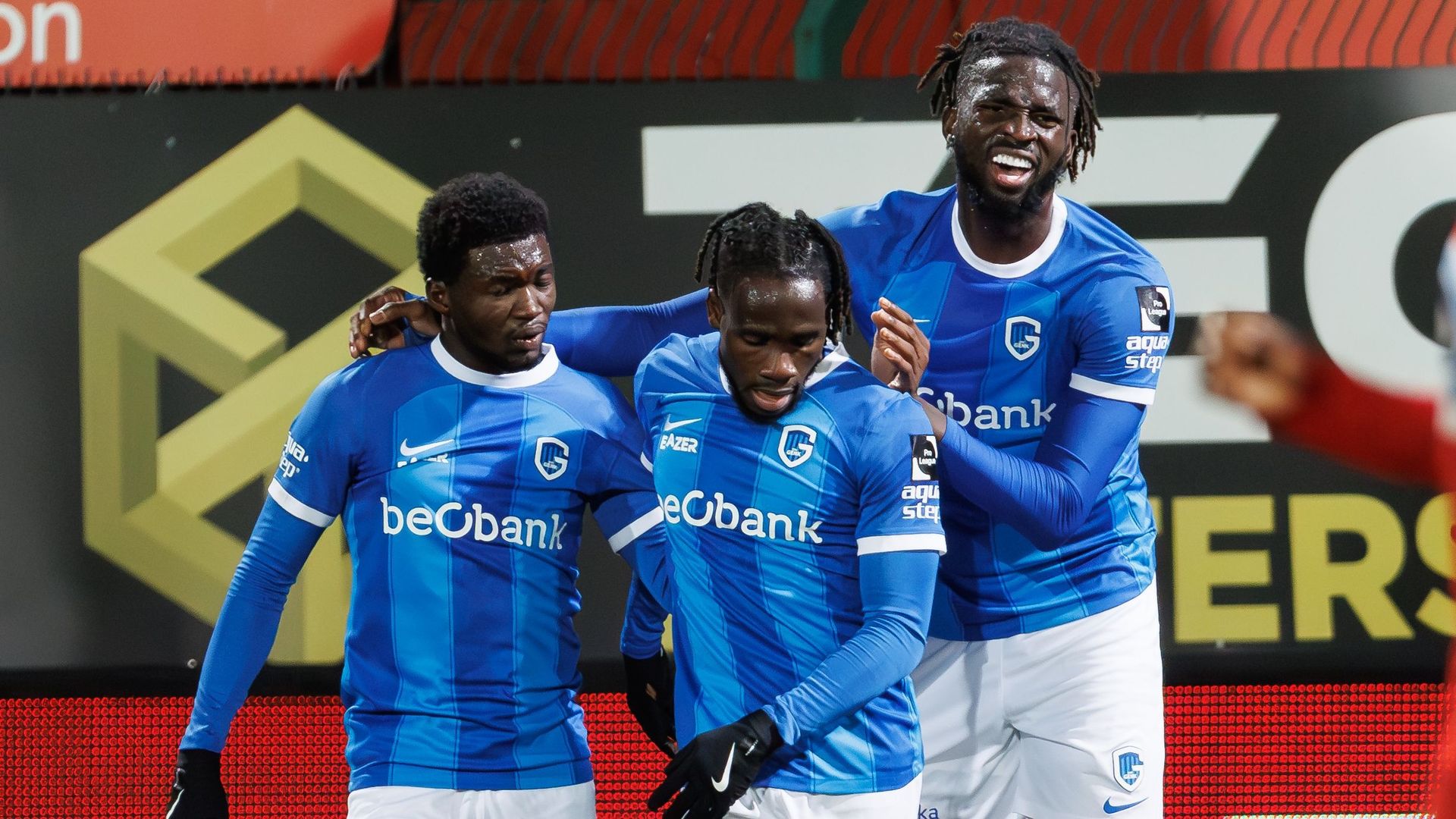 Trois buts et trois points à Courtrai pour Genk, qui reste dans le Top ...