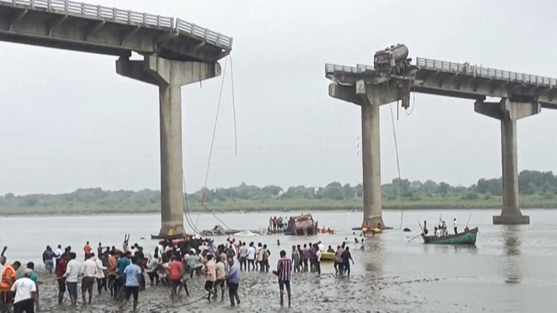 L'effondrement d'un pont de 900 mètres en Inde fait au moins 15 morts ...