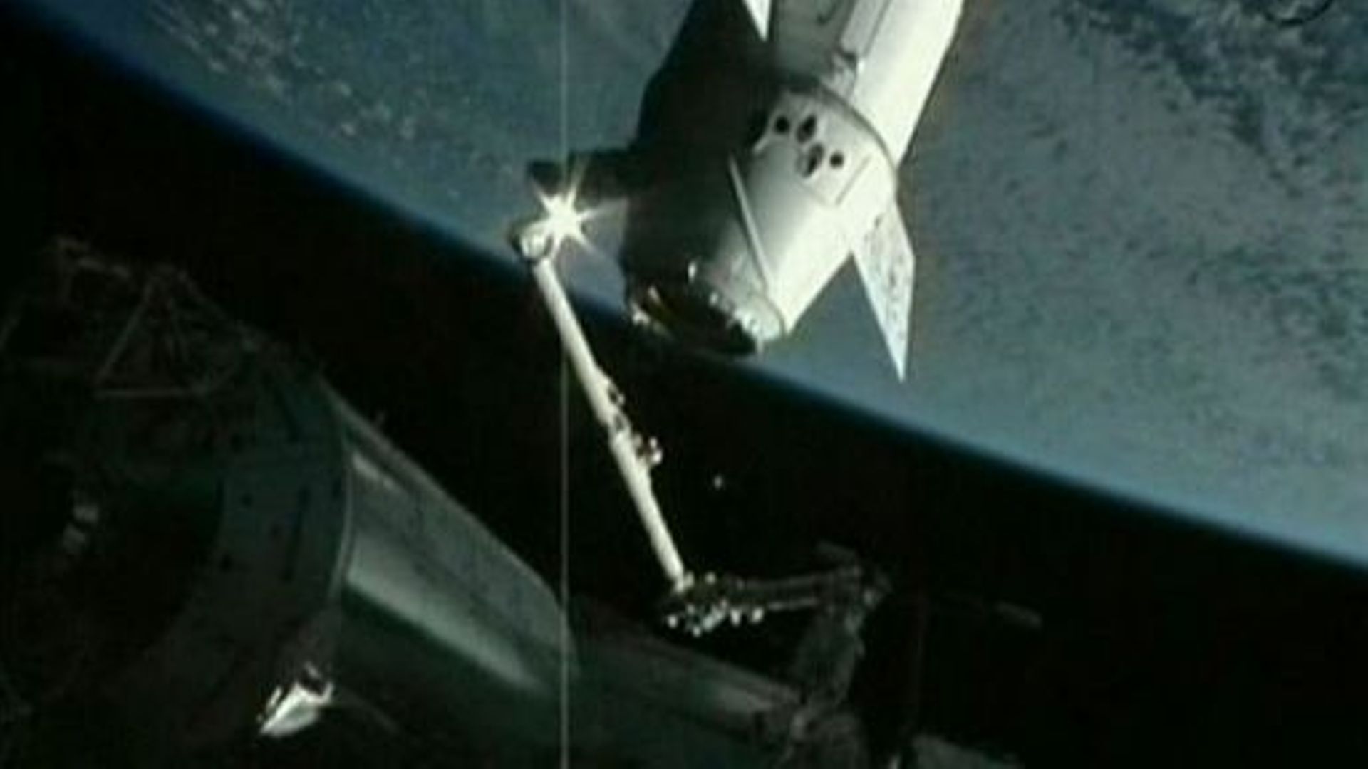Amarrage Historique De La Capsule Dragon De Spacex à La Station