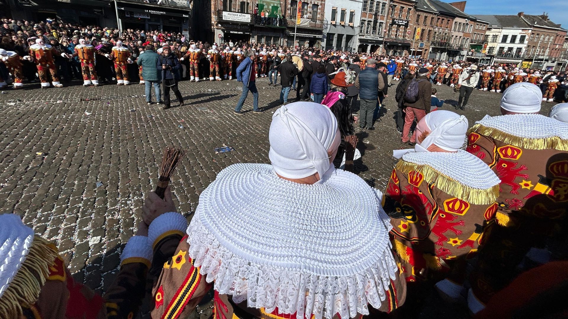 Carnaval de Binche : les Gilles ont sorti leurs chapeaux de plumes sous ...