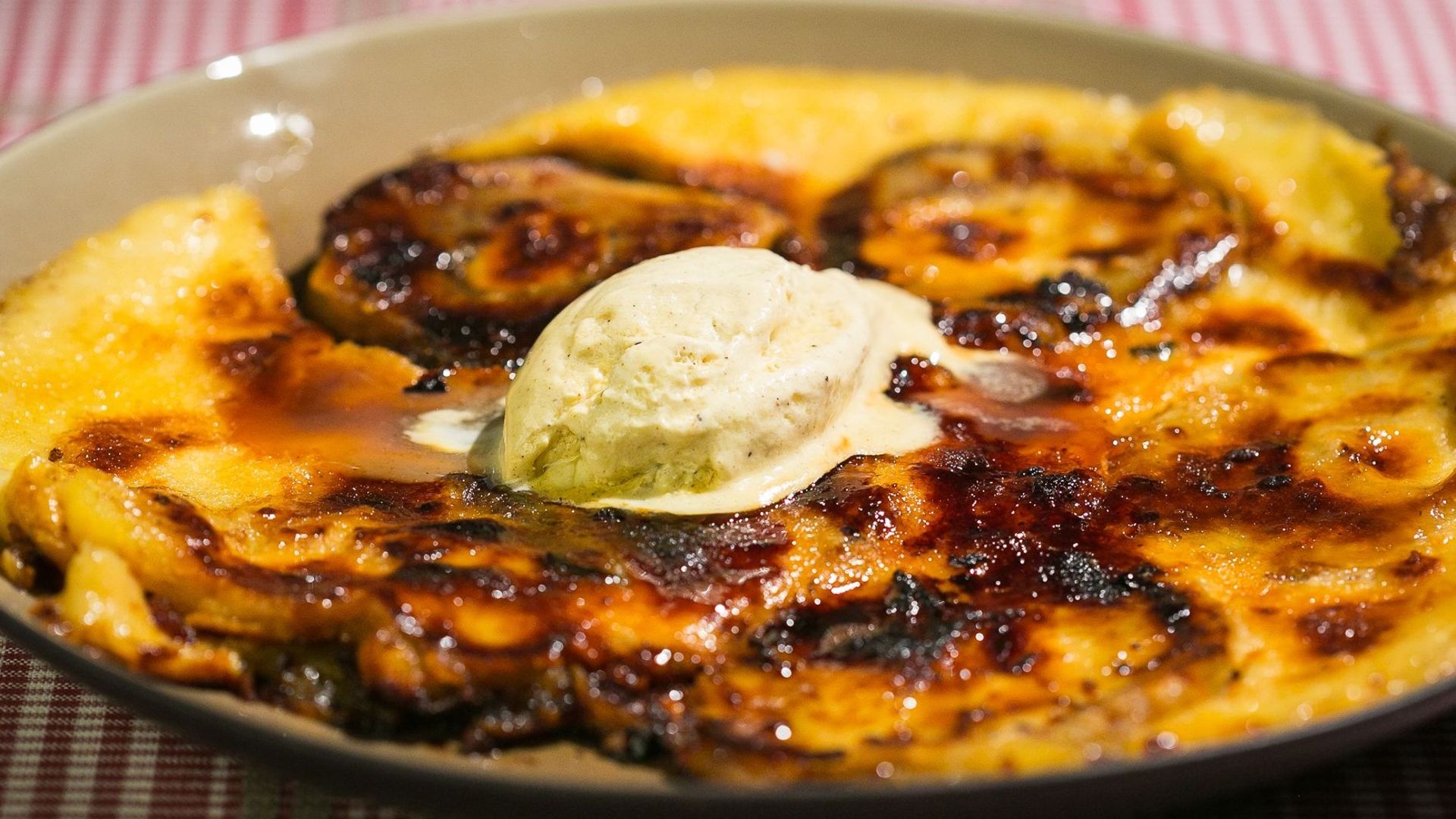 Crêpes normandes caramélisées, crème pâtissière - RTBF Actus