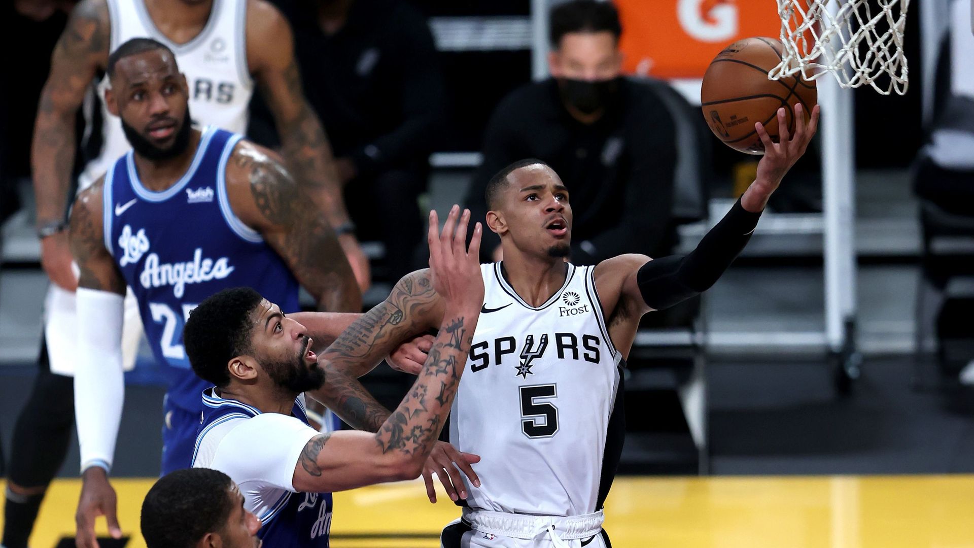 NBA : Les Lakers piégés par les Spurs, Doncic bat Jokic, les Sixers en quarantaine