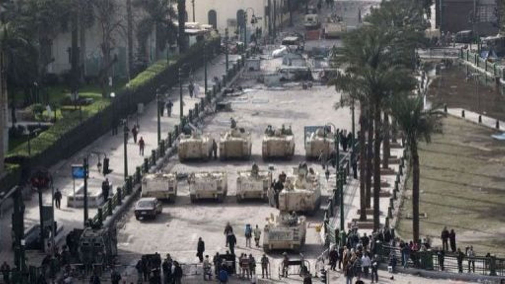 Manifestations et pillages: le Caire est méconnaissable