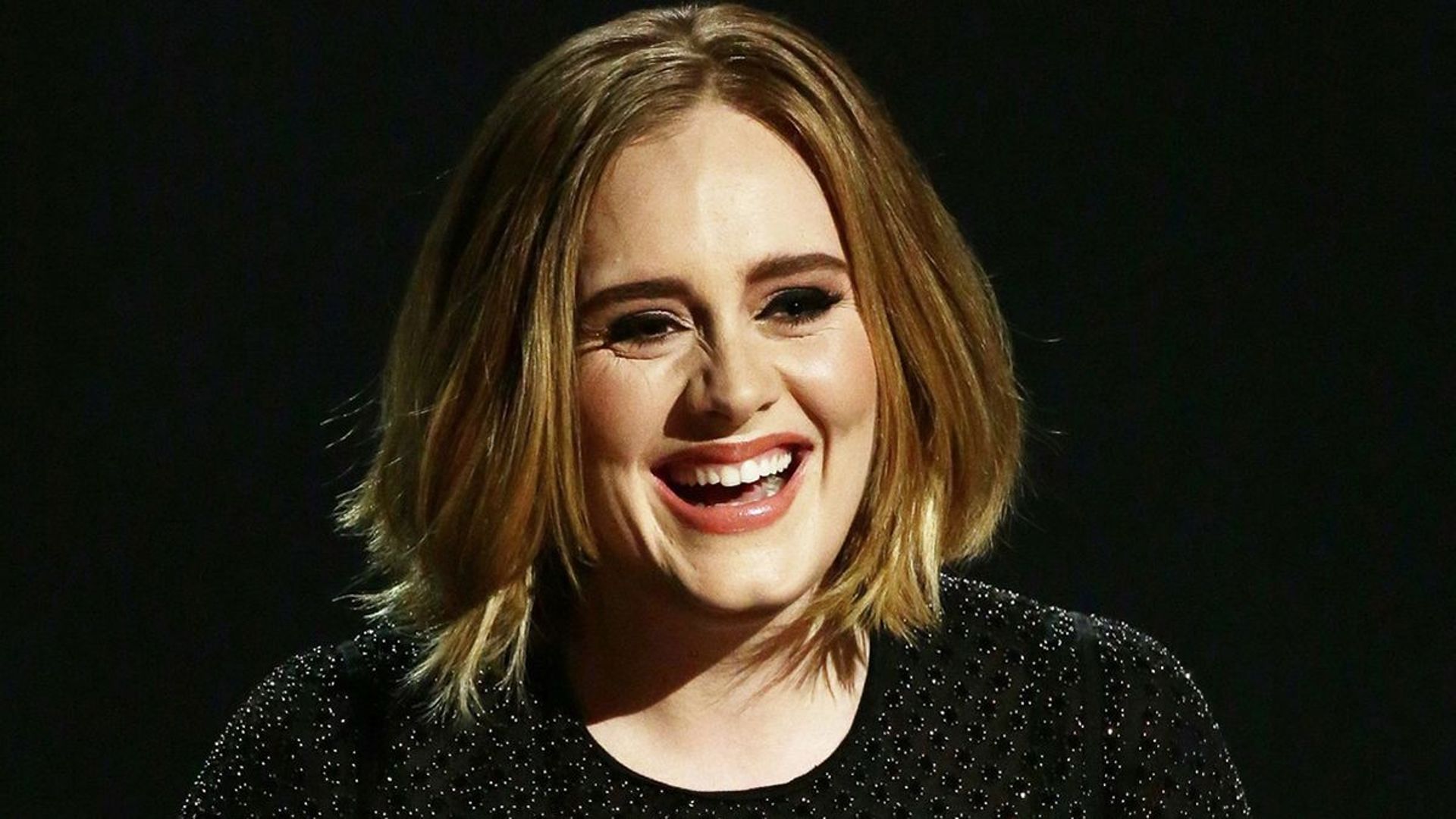 Adele fait une reprise presque joyeuse de son Hello avec des ...