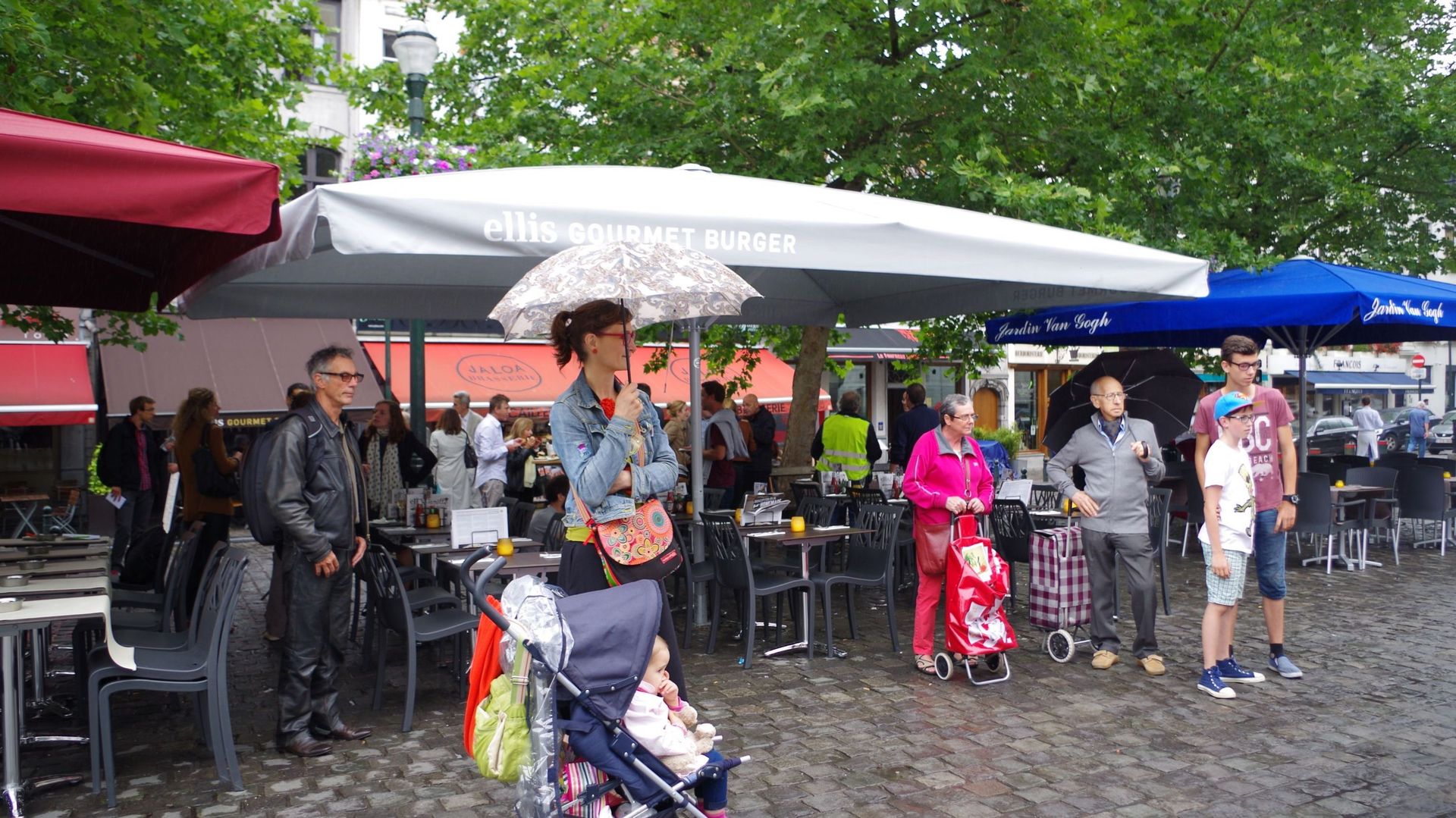 Bruxelles: la place Sainte-Catherine brille de 1000 terrasses - RTBF Actus