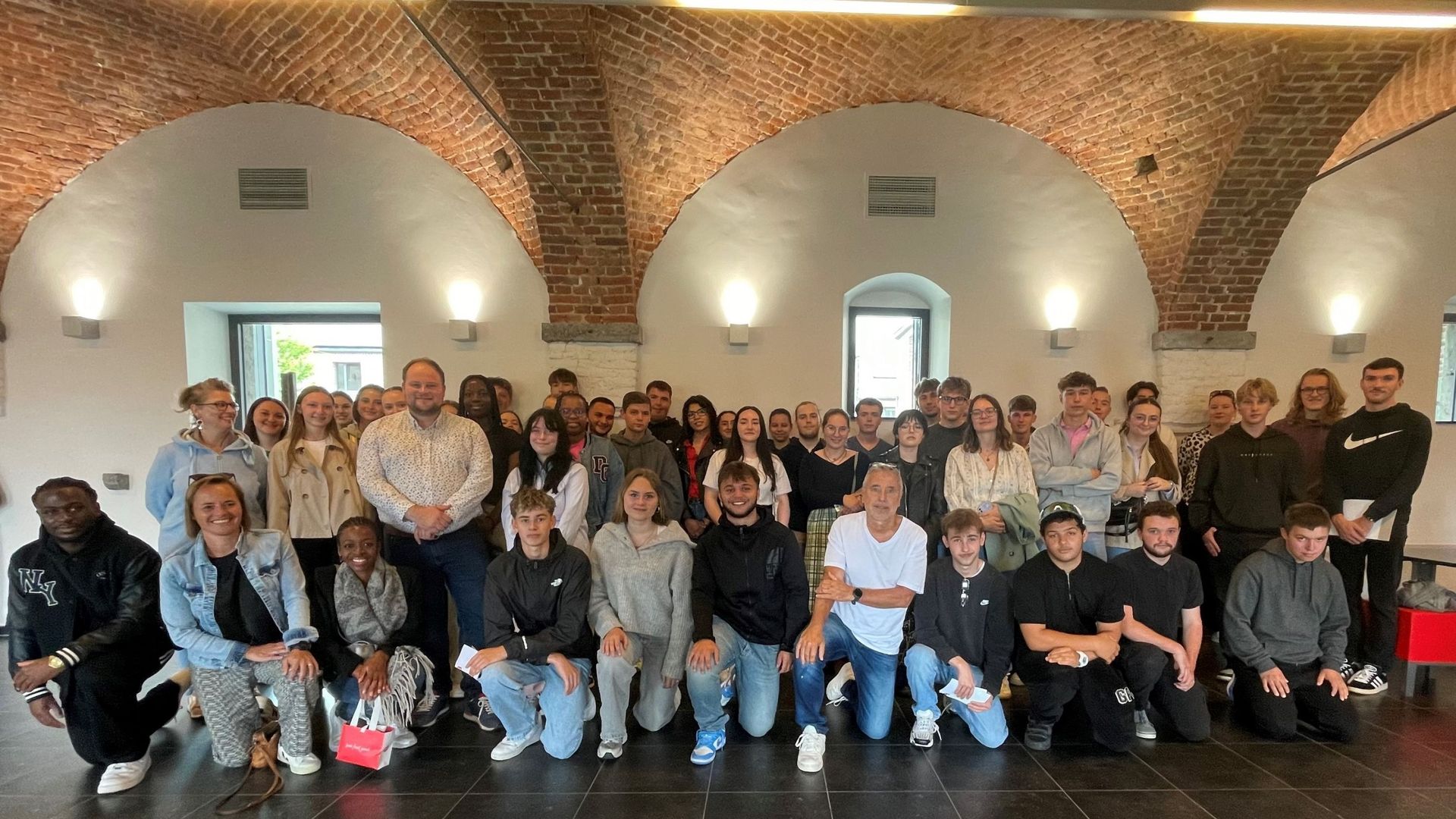 A Wanze, 77 étudiants et étudiantes ont signé leur contrat pour ...