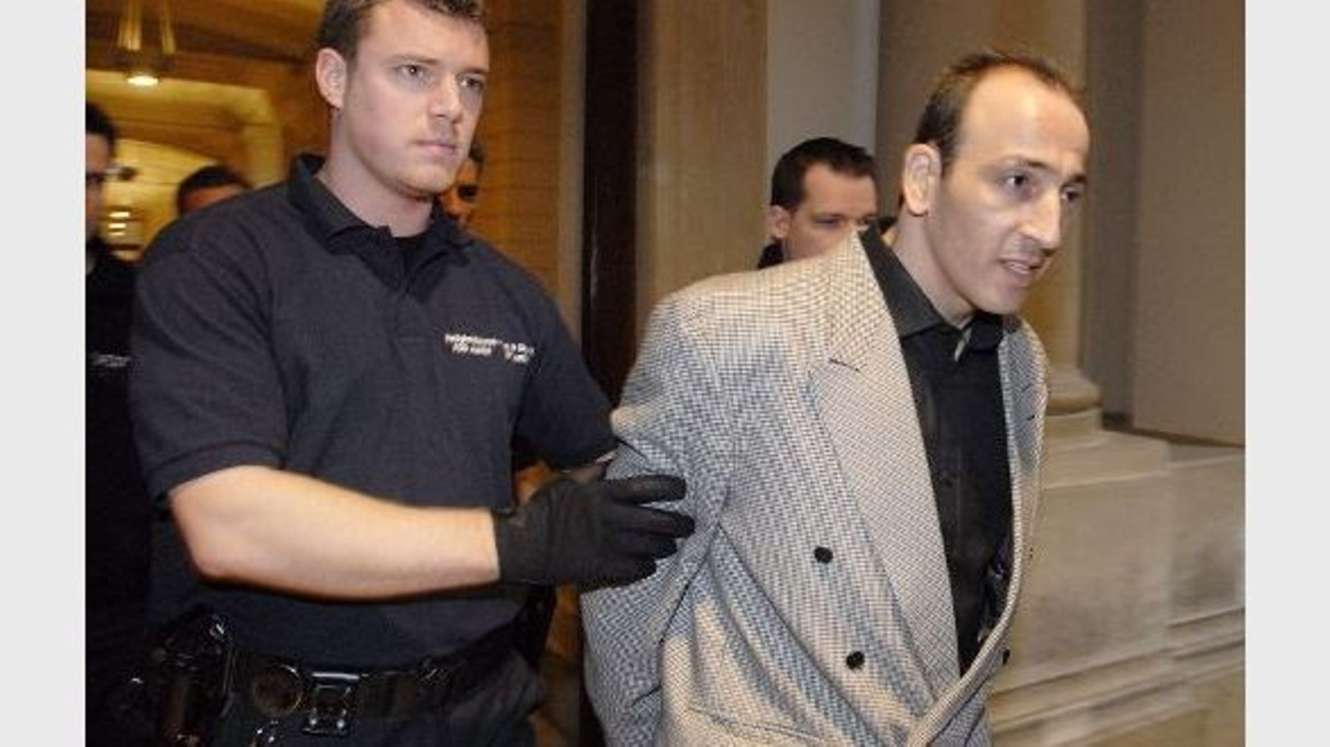 Les menottes en prison: précaution ou humiliation ? - RTBF Actus