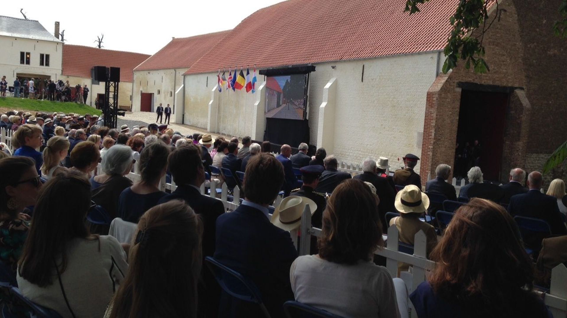 Ferme d'Hougoumont: la cérémonie a débuté en présence du Prince Charles ...