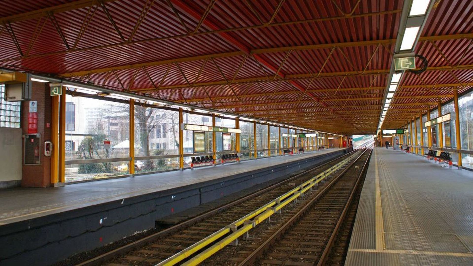 Les sièges de la station Demey suscitent la polémique - RTBF Actus