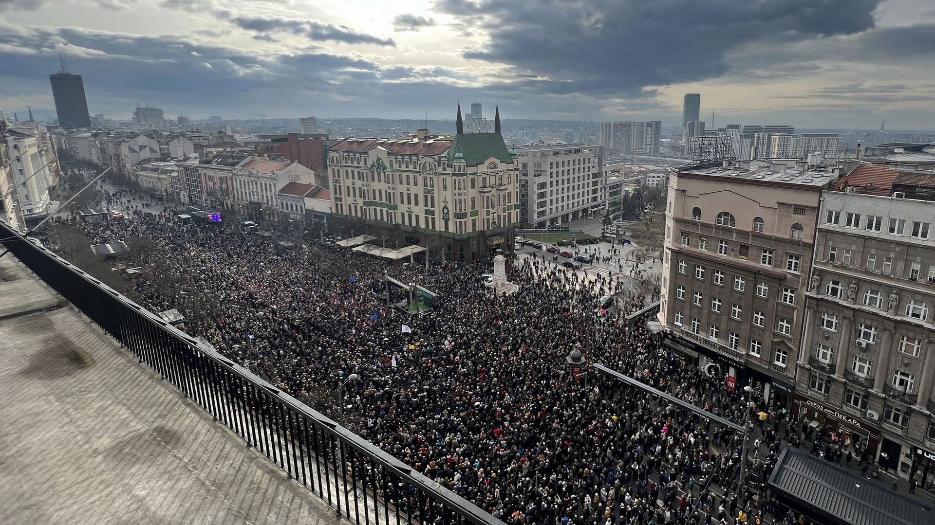 Des 'centaines de milliers' de personnes dans les rues de Varsovie pour une marche anti ...